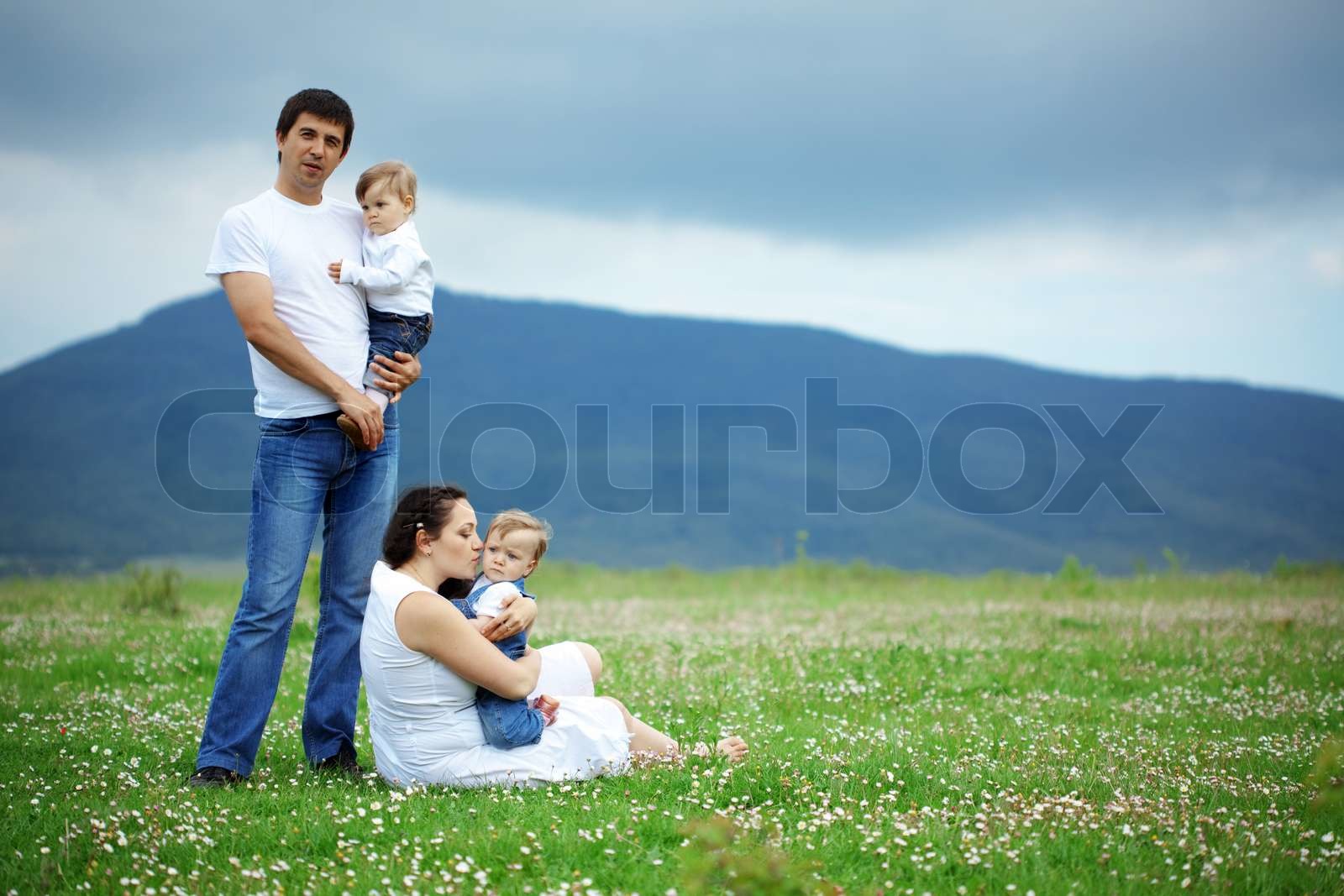 Glad ung familie med tvillinger hvilende udendørs | Stock foto | Colourbox