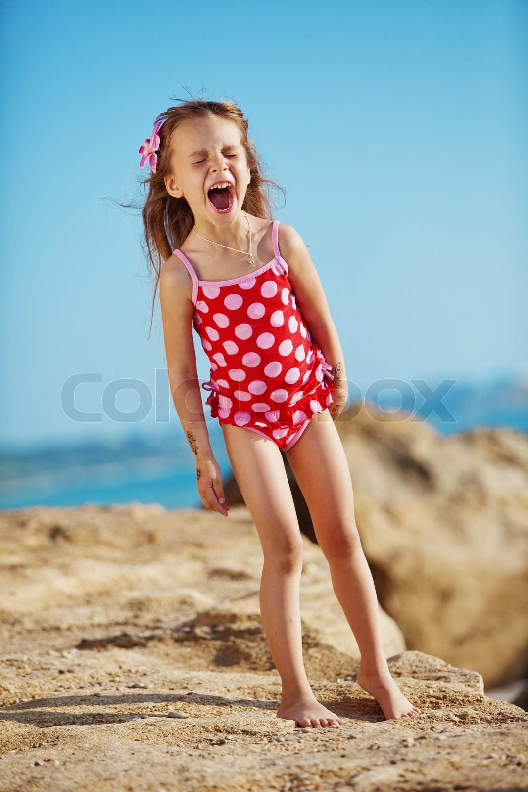 Nettes Kind tragen Badehose spielen am Strand im Sommer | Stock Bild ...