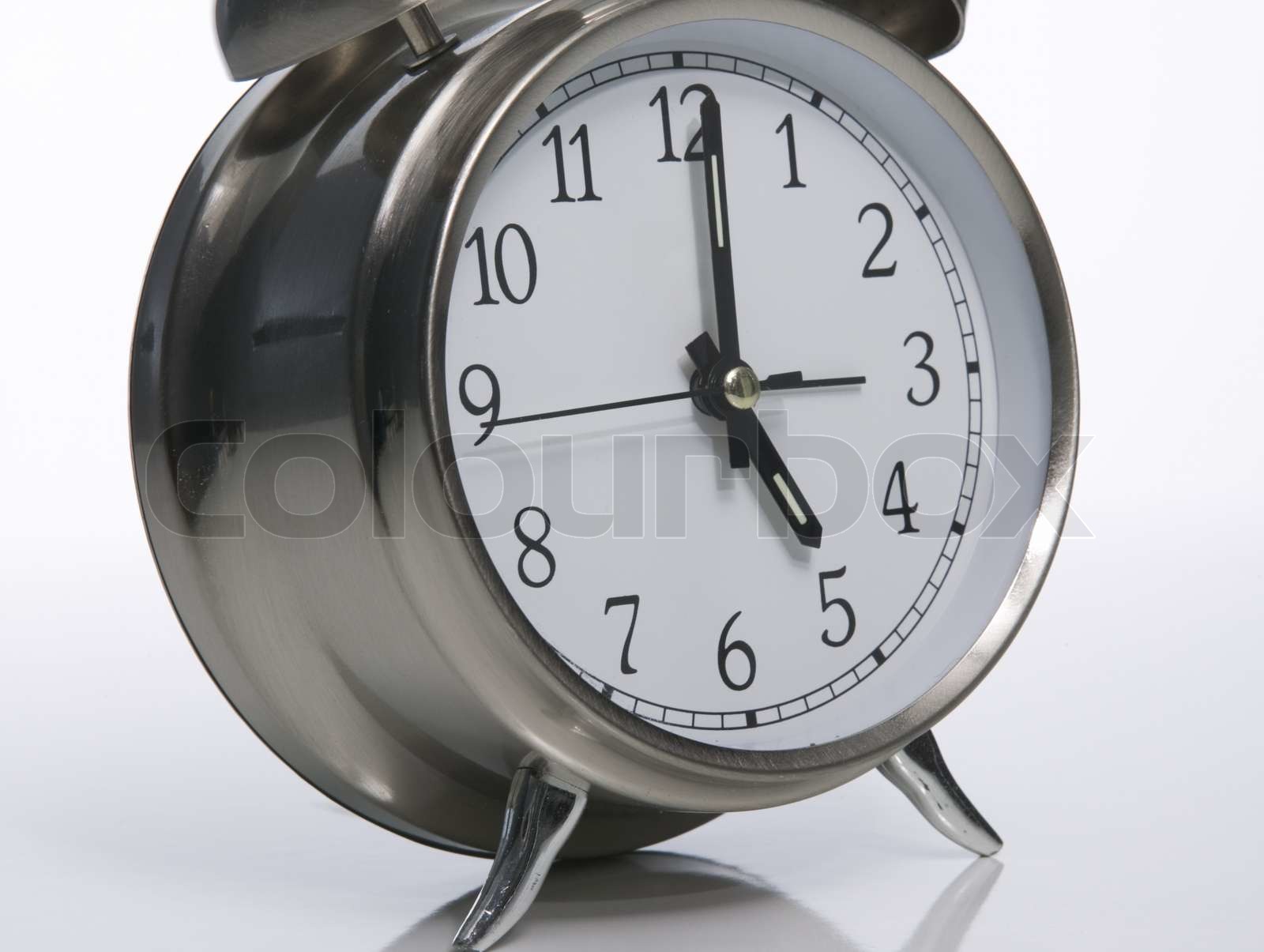 Vintage Wecker auf weißem Hintergrund | Stock Bild | Colourbox