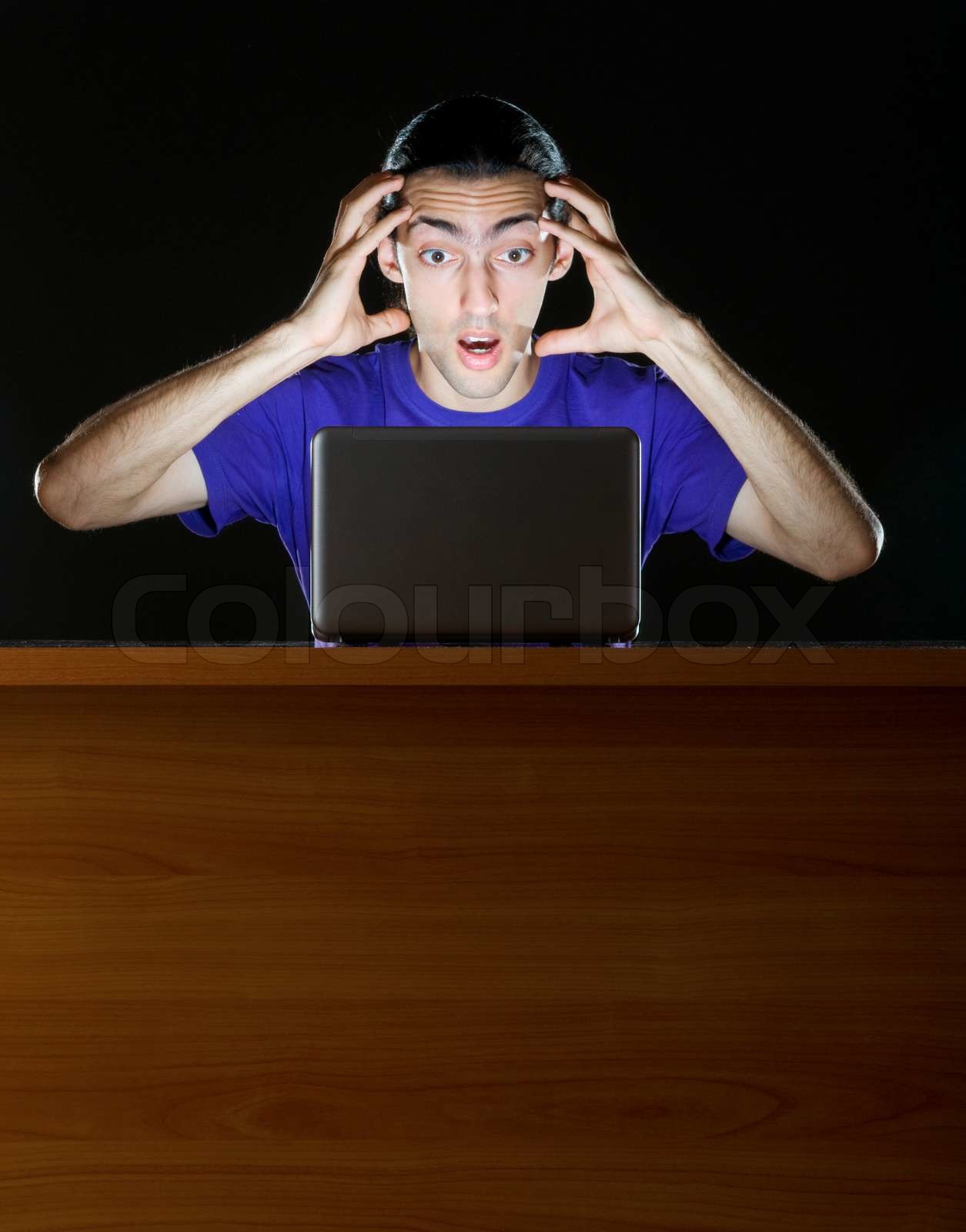 Hacker sitzt in einem dunklen Raum | Stock Bild | Colourbox