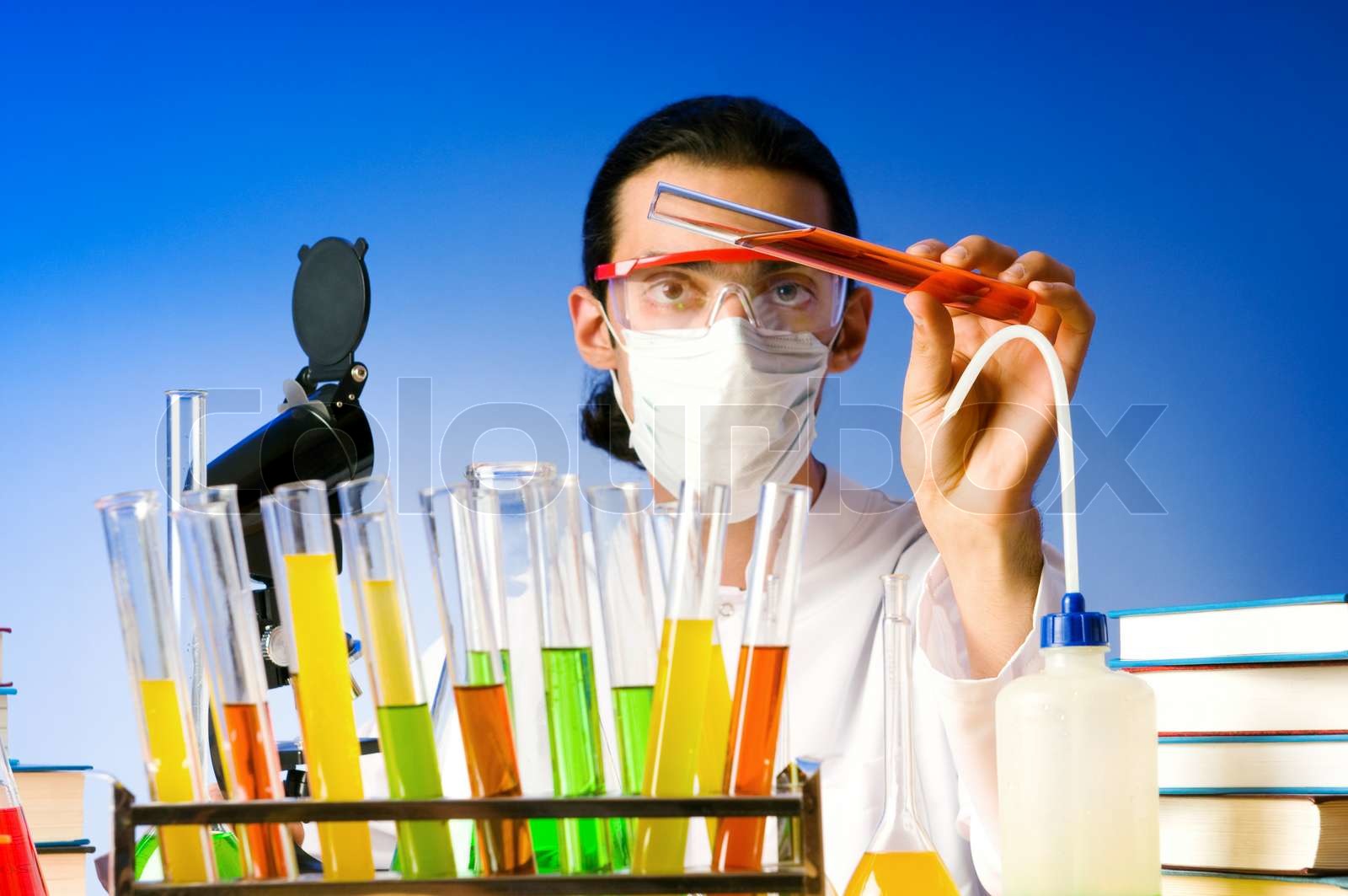 Chemiker im Labor experimentieren mit Lösungen | Stock Bild | Colourbox