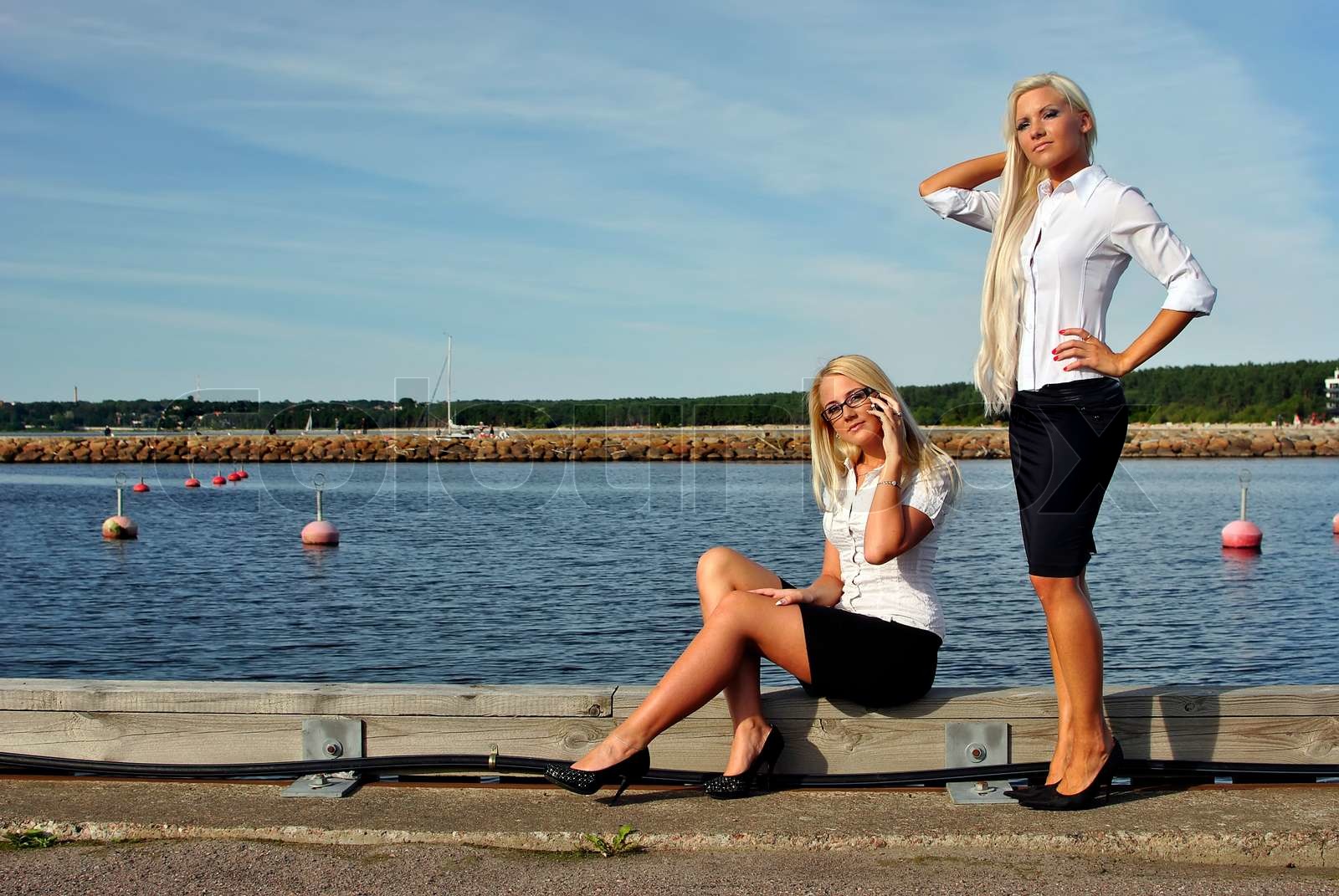 To blonde piger på stranden | Stock foto | Colourbox