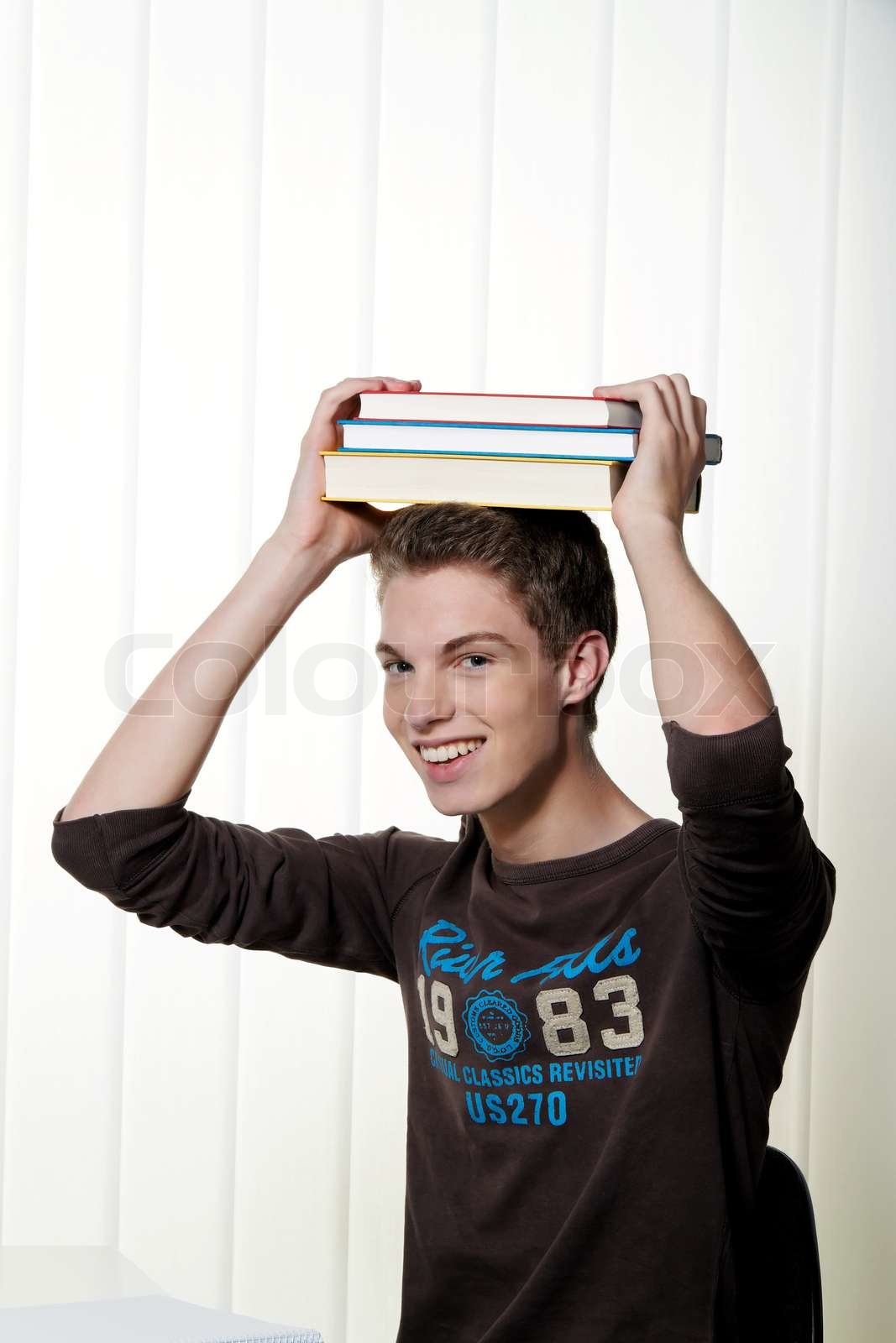 ein junger Student beim Lernen mit Pfund | Stock Bild | Colourbox