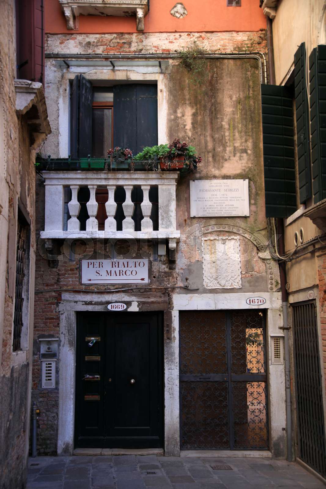 Old venetian small alley near Saint Mark's Square and Rialto Bridge ...