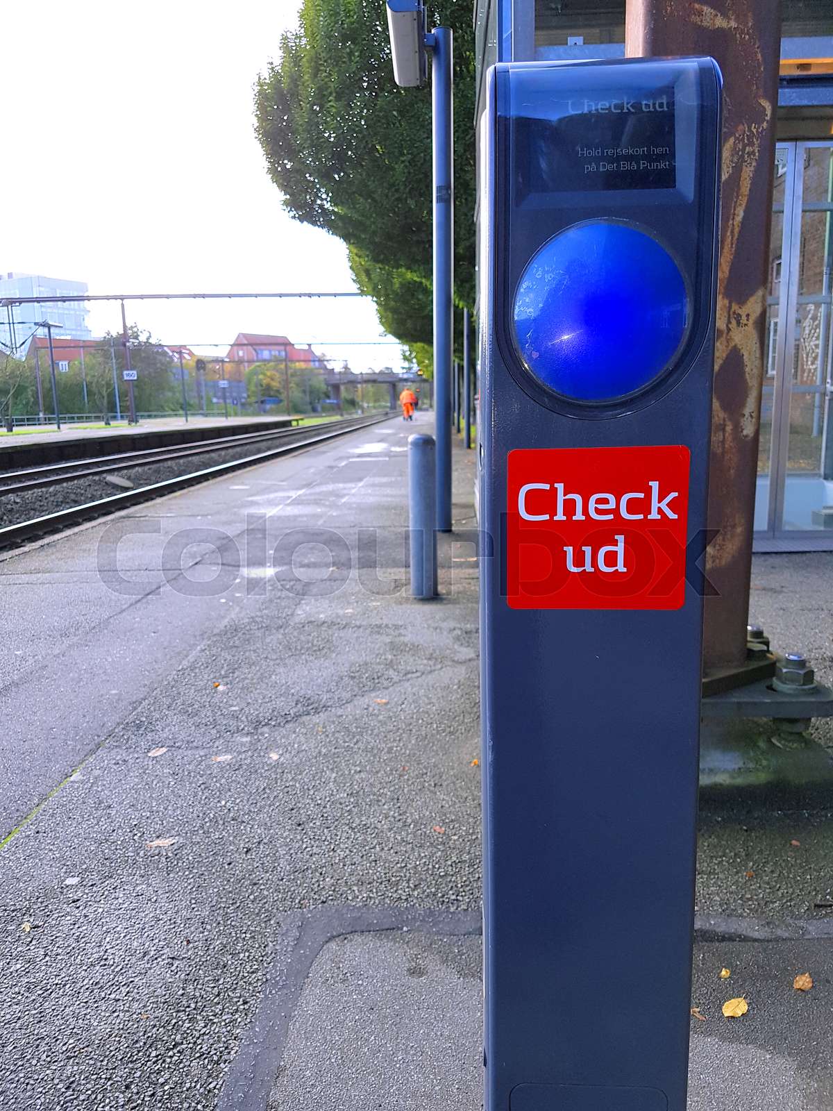 Check ud stander på perron ved togstation | Stock foto | Colourbox