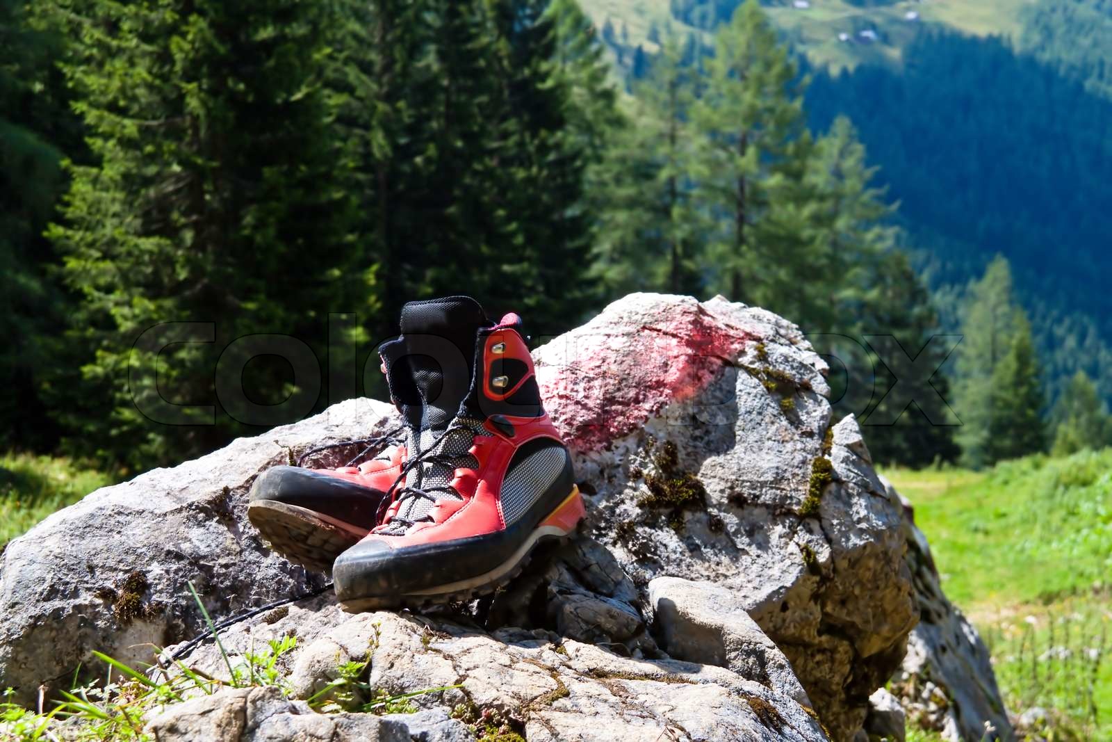 red Wanderschuhe für eine Wanderung in den Bergen von Österreich ...