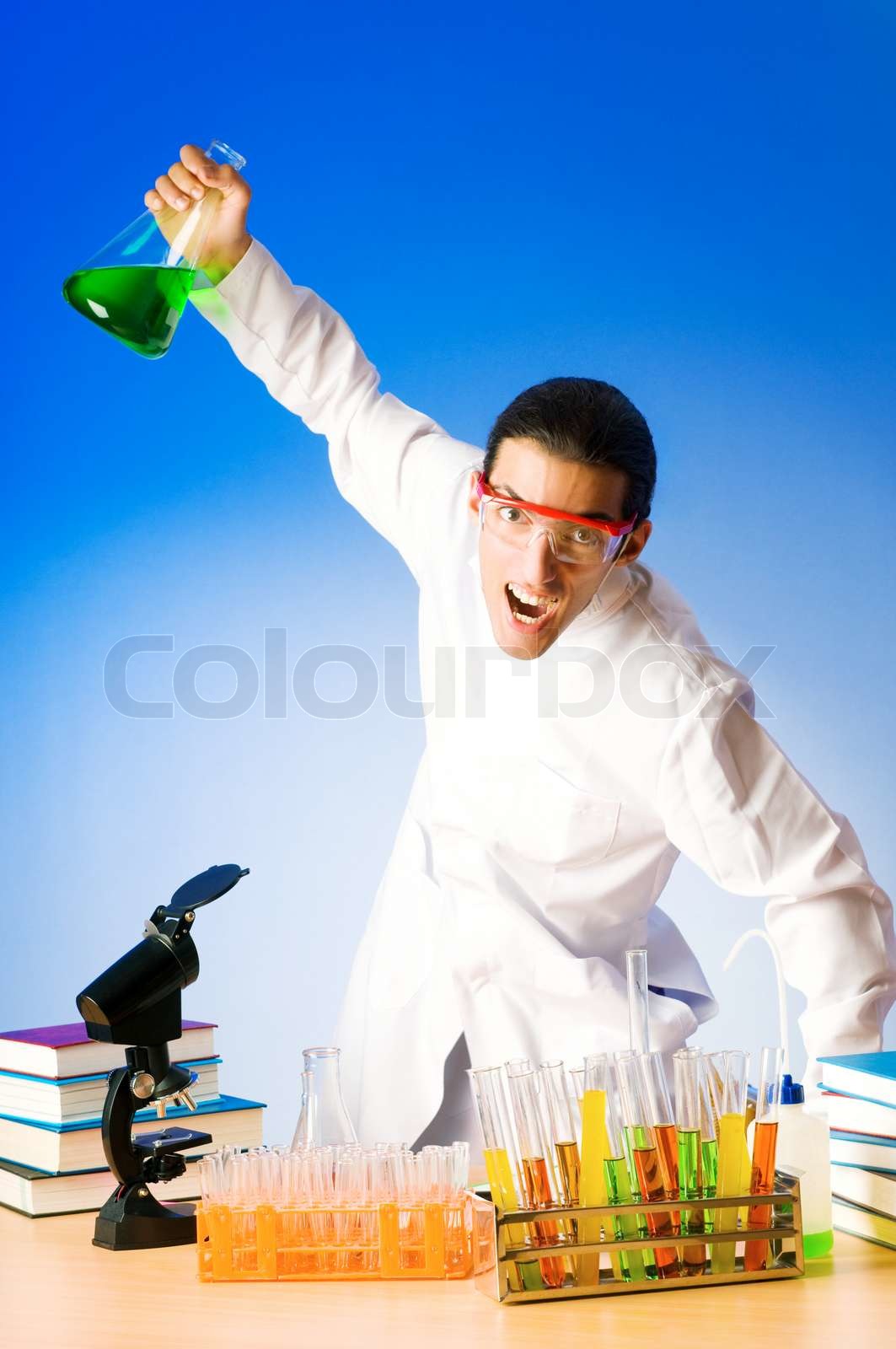 Chemiker im Labor experimentieren mit Lösungen | Stock Bild | Colourbox