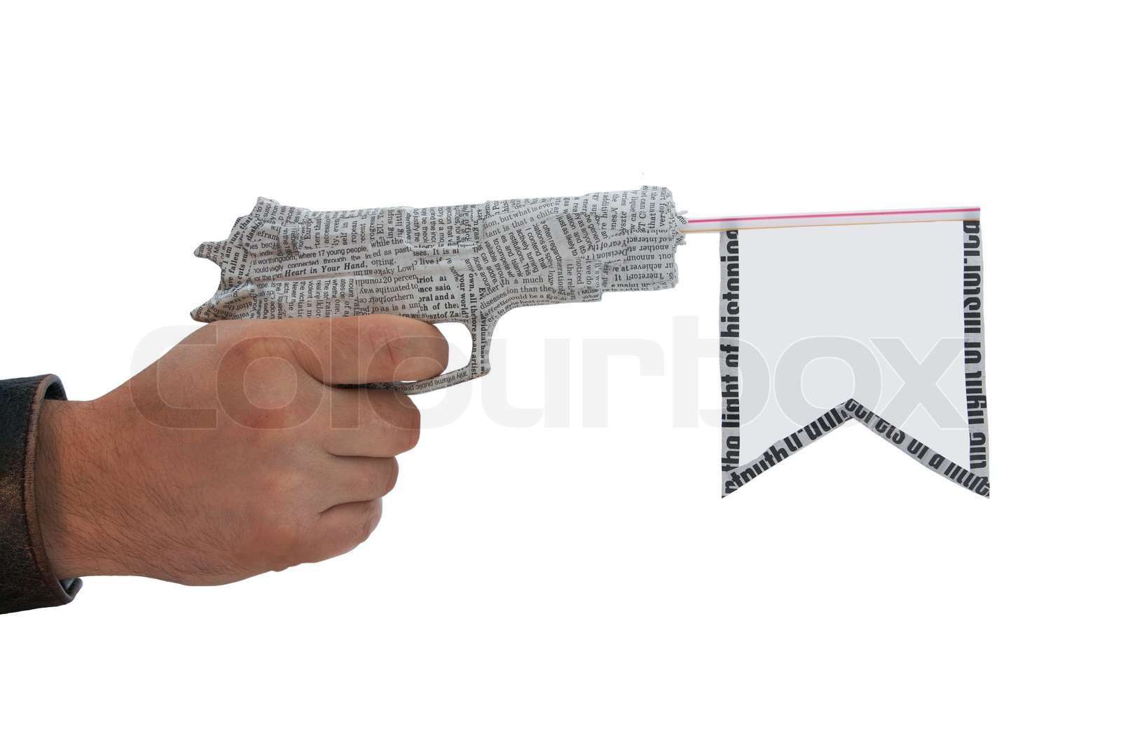 højre mandlige hånd med ild et skud avis pistol og flag isoleret på ...