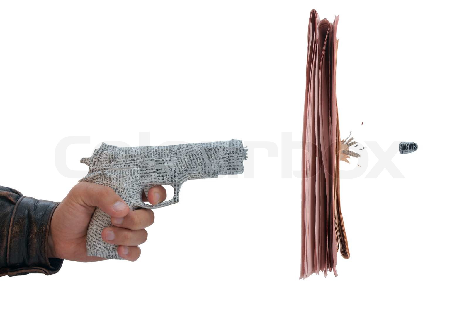 mandlig hånd med ild et skud avis pistol og kugle med break avis på ...