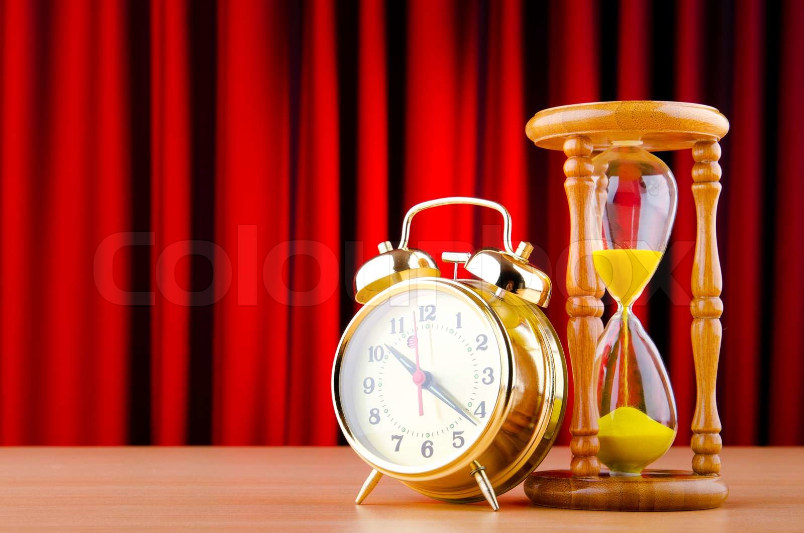 Time Konzept mit Uhr und Stunde Glas | Stock Bild | Colourbox