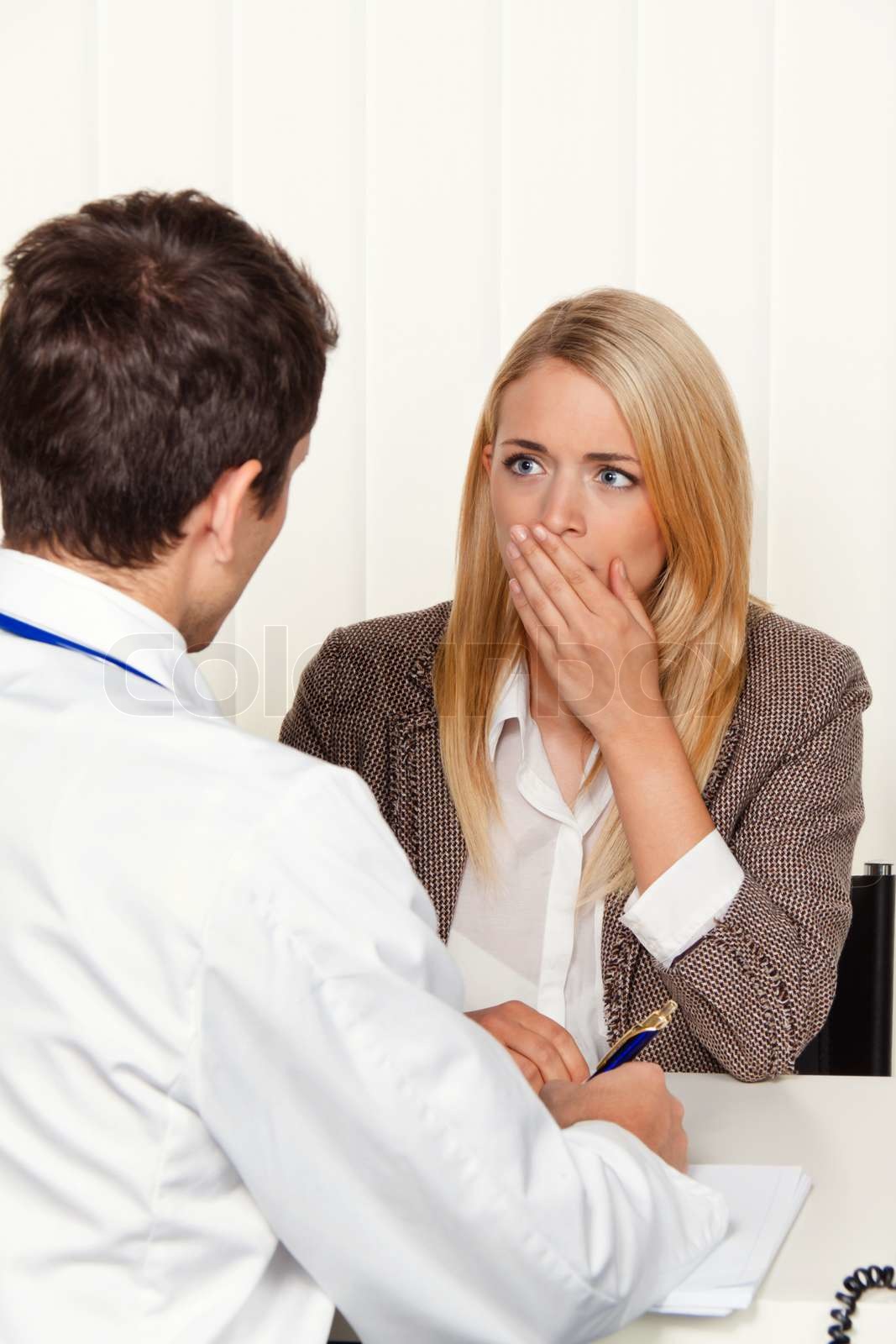 Patient und Arzt im Gespräch mit einer Arztpraxis | Stock Bild | Colourbox