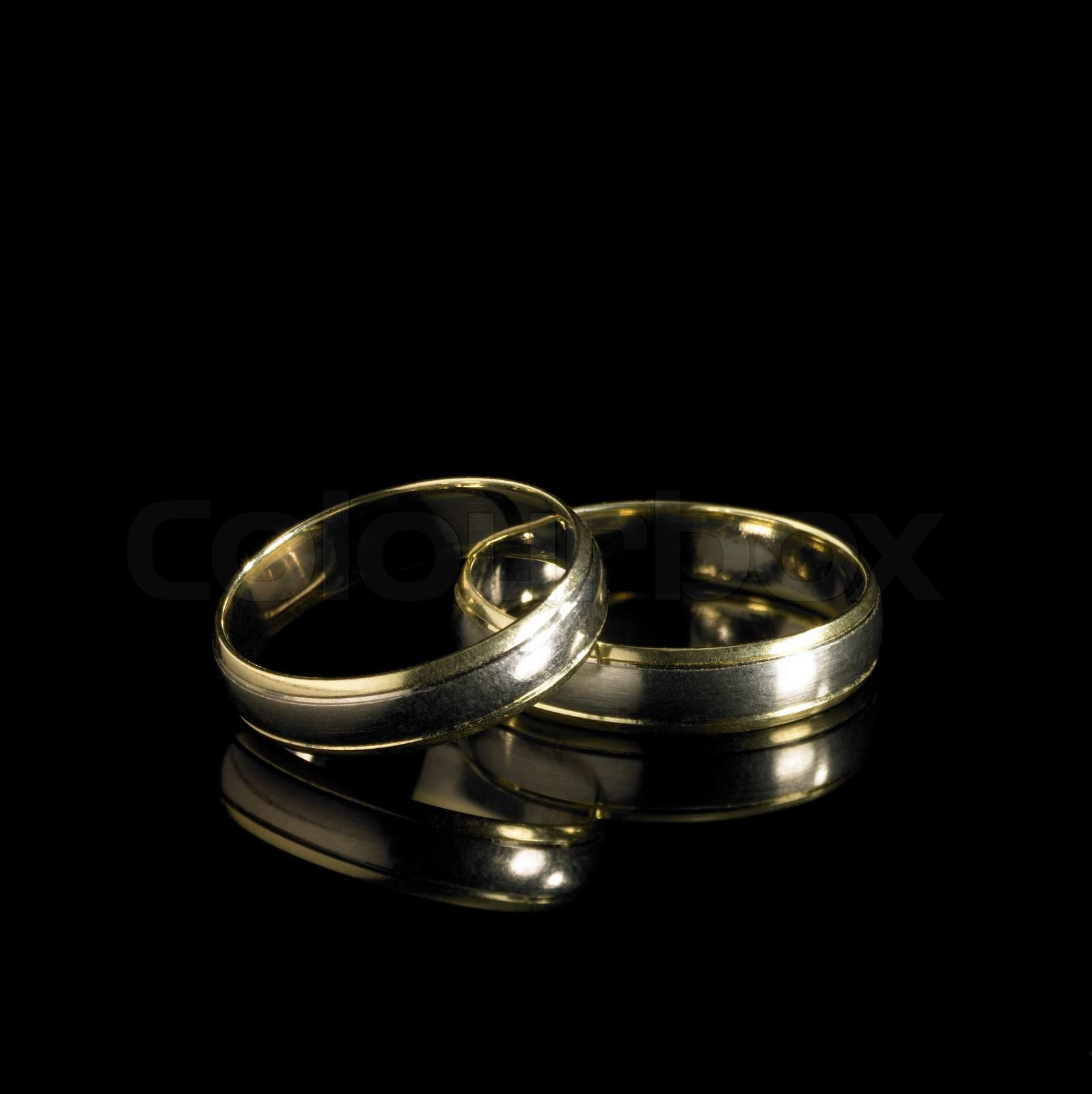 Studiofotografie von 2 goldene Hochzeit Ringe in schwarz reflektierende ...