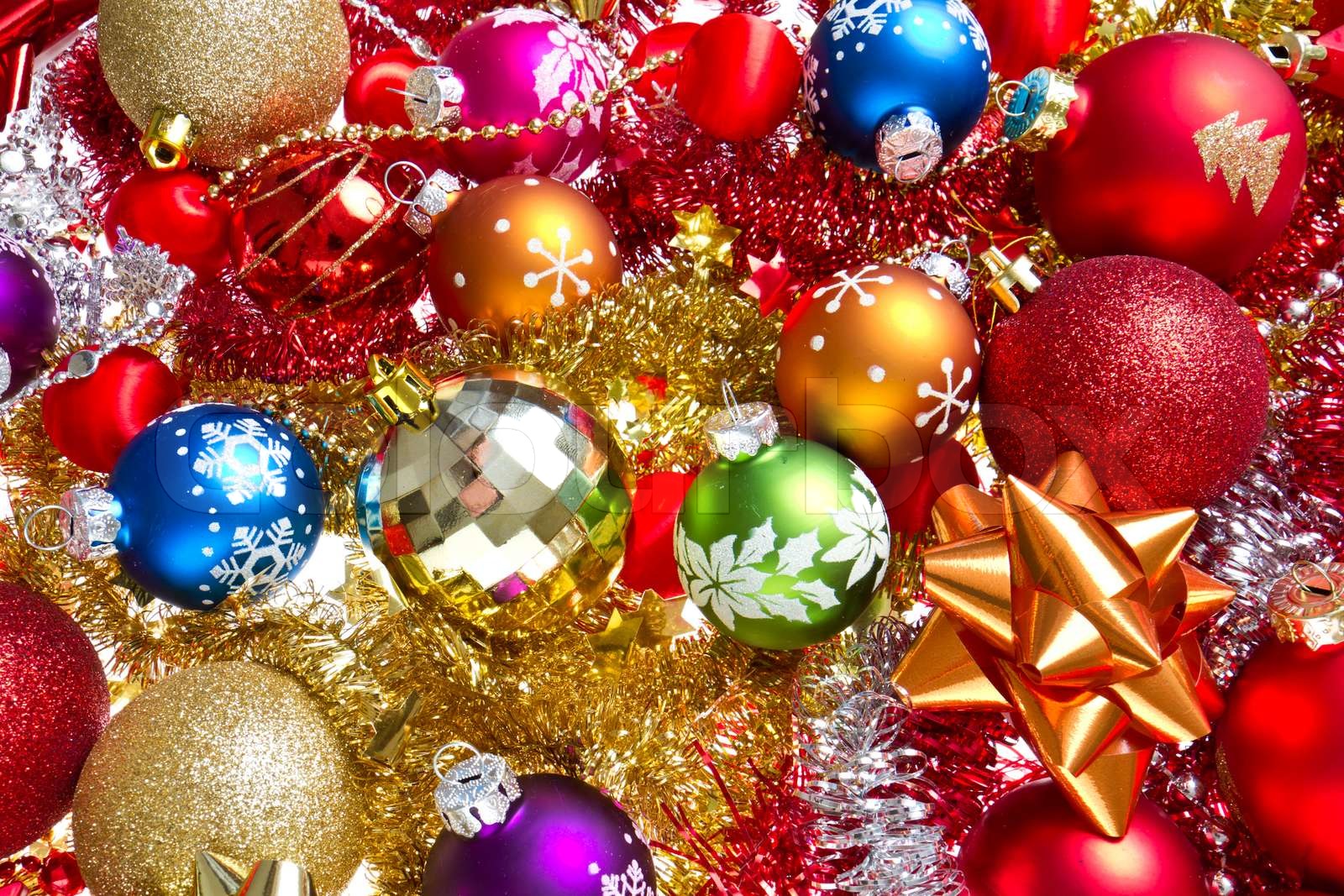 Hintergrund Weihnachtskugeln und Lametta gemacht | Stock Bild | Colourbox