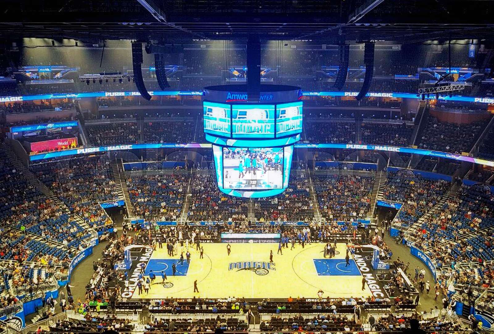 Blick in eine Basketballarena mit Zuschauern und Spielern | Stock Bild ...