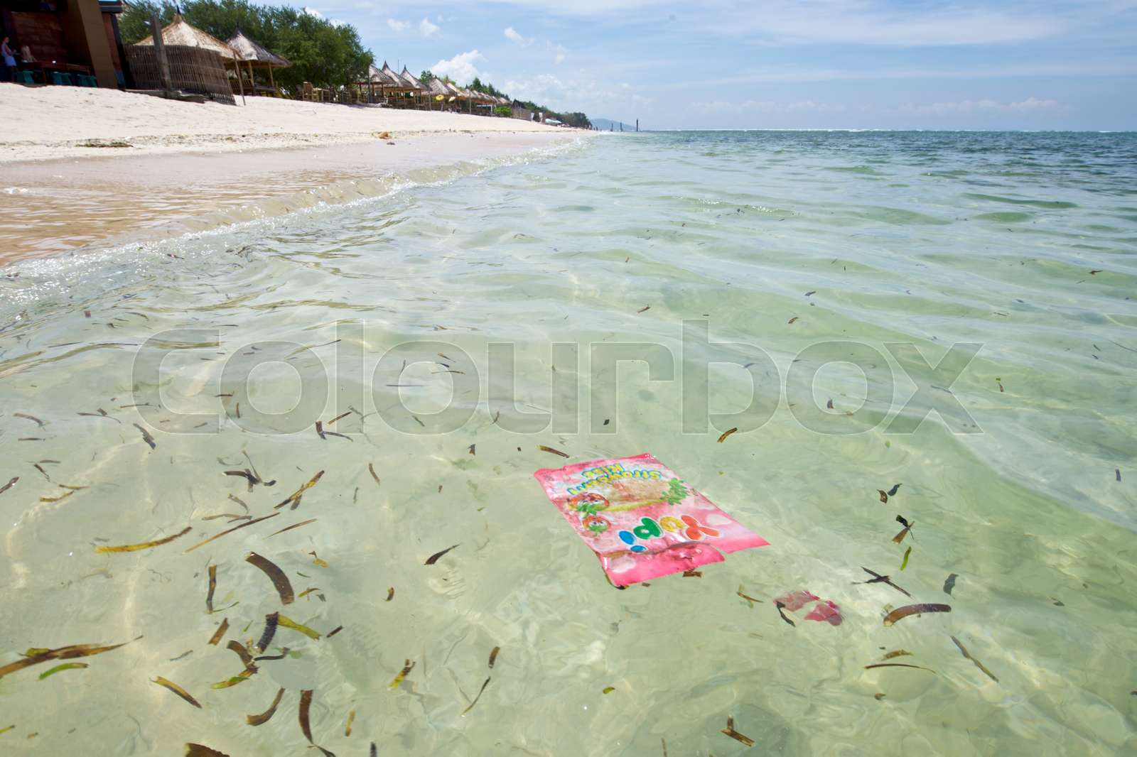 Plastik affald forurening flyder i vand ud for Gili øerne ved Bali ...