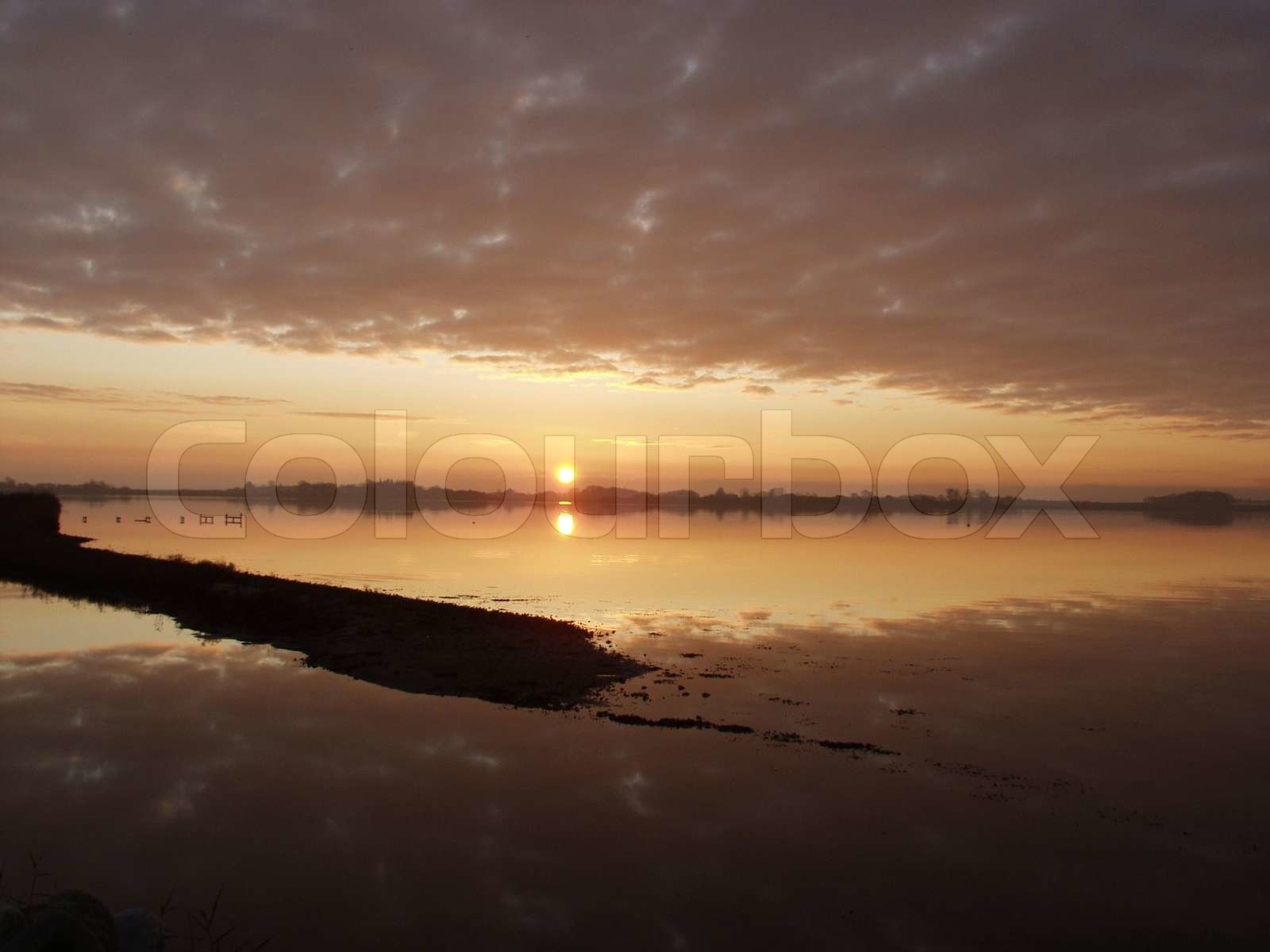 varm sommerdag med solnedgang i horisonten og varme gule farver | Stock ...