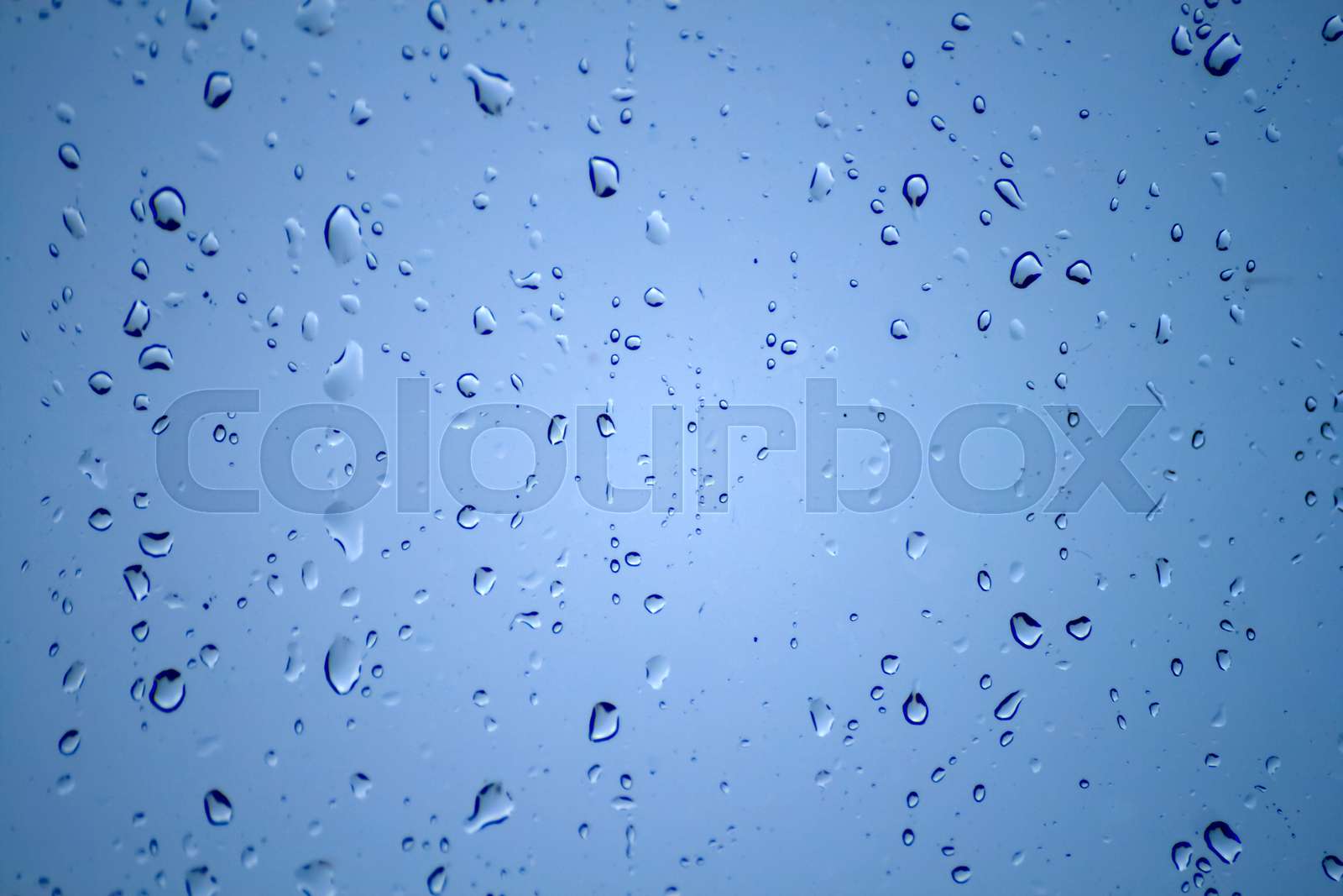 wassertropfen blauer hintergrund | Stock Bild | Colourbox