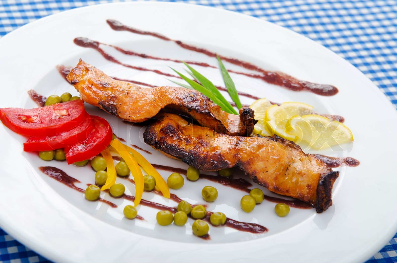 Gebratener Fisch in der Platte | Stock Bild | Colourbox
