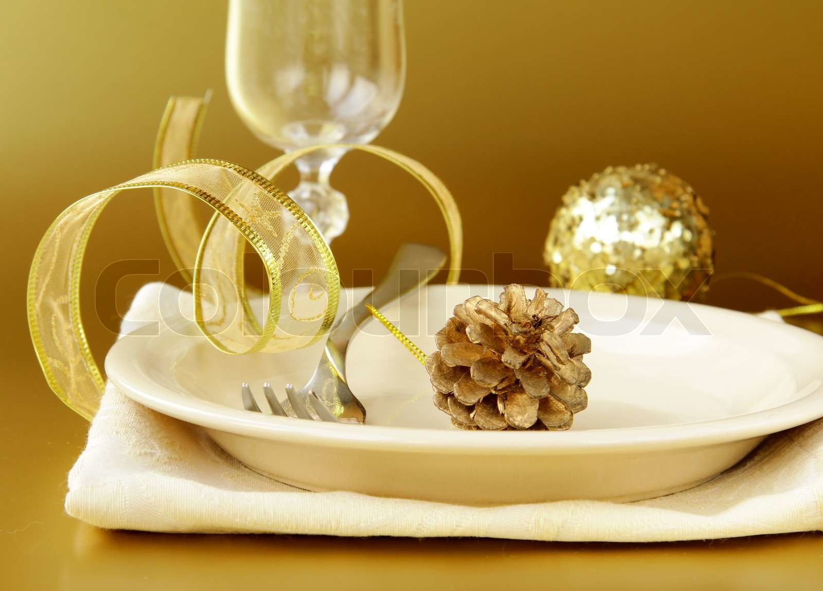 Smuk og elegant guld kuvert til jul eller fester | Stock foto | Colourbox