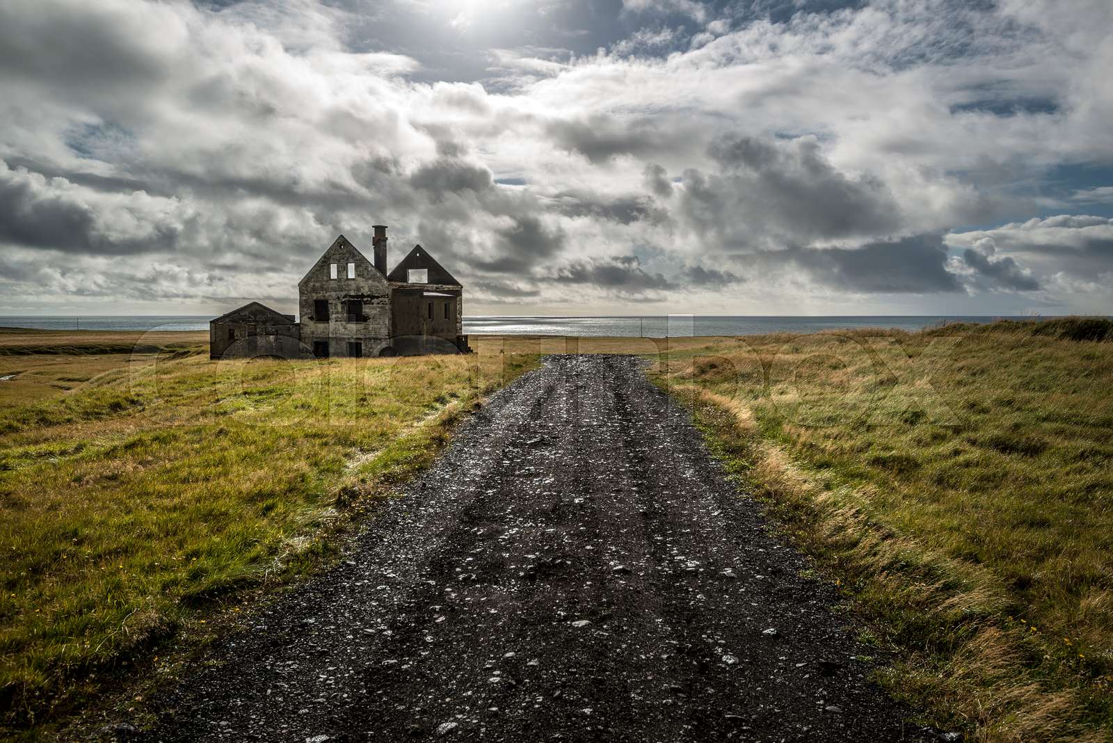 Forladt hus ved havet for enden af grusvej på Island | Stock image ...