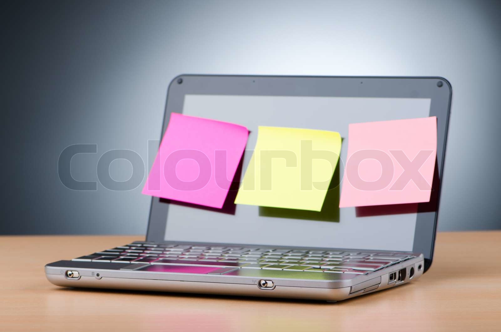 Netbook mit Notizen | Stock Bild | Colourbox