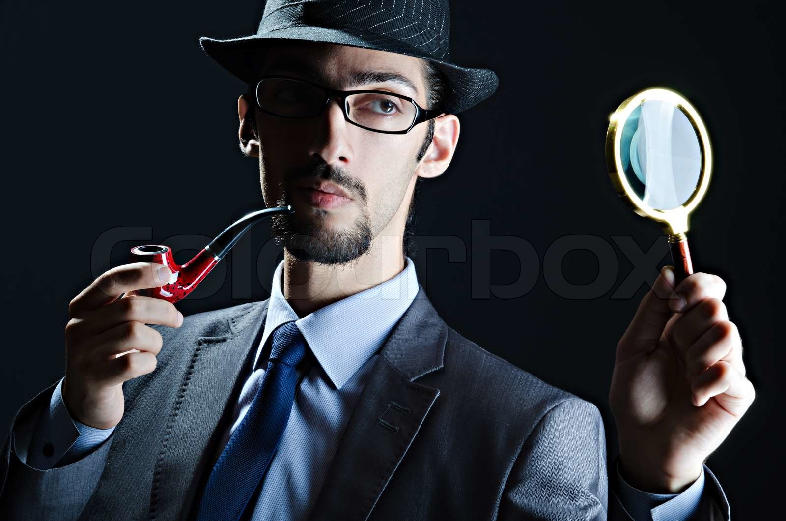 Detektiv mit Lupe und Pfeife | Stock Bild | Colourbox