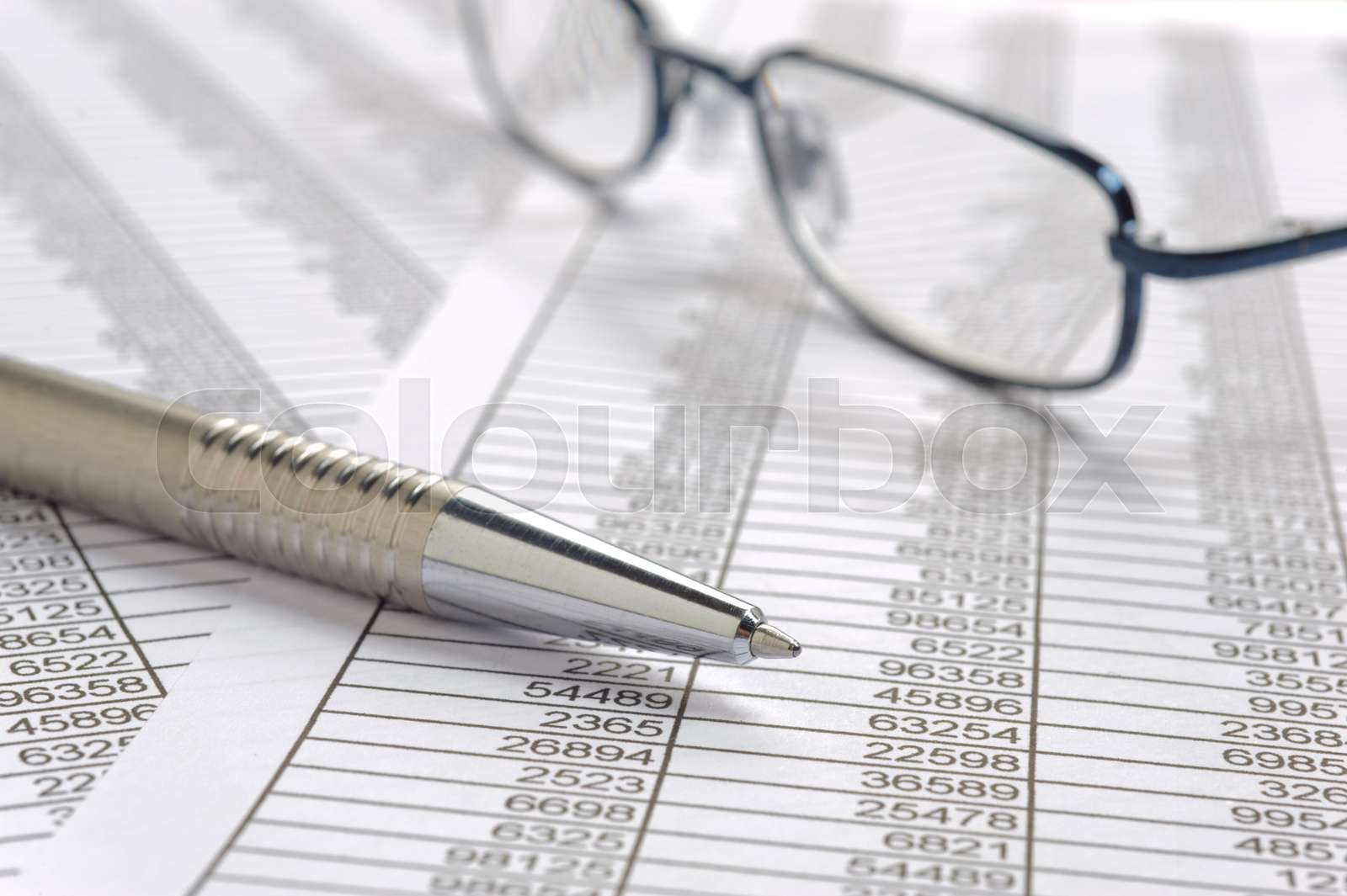 Finanzen, Geldanlage mit Chart und Börse | Stock Bild | Colourbox