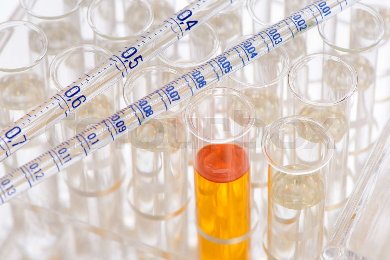 Chemielabor und Reagenzgläser mit Experiment mit Pipetten und ...