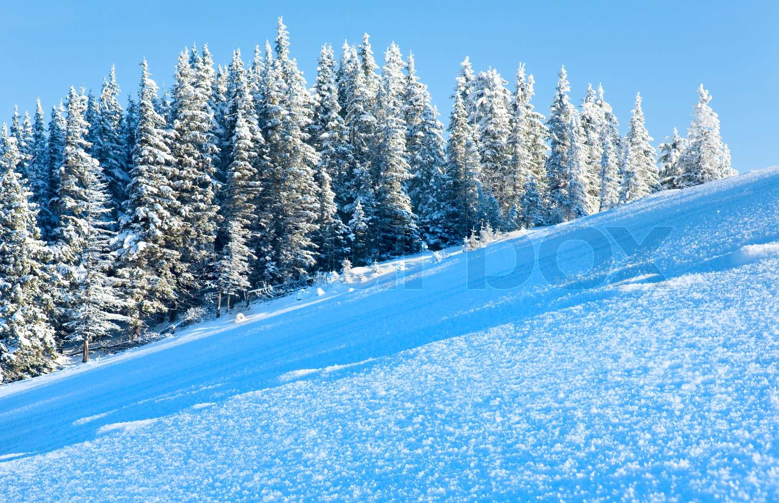 Vinter udsigt over bjergene med sne overflade på bjergside i front og ...