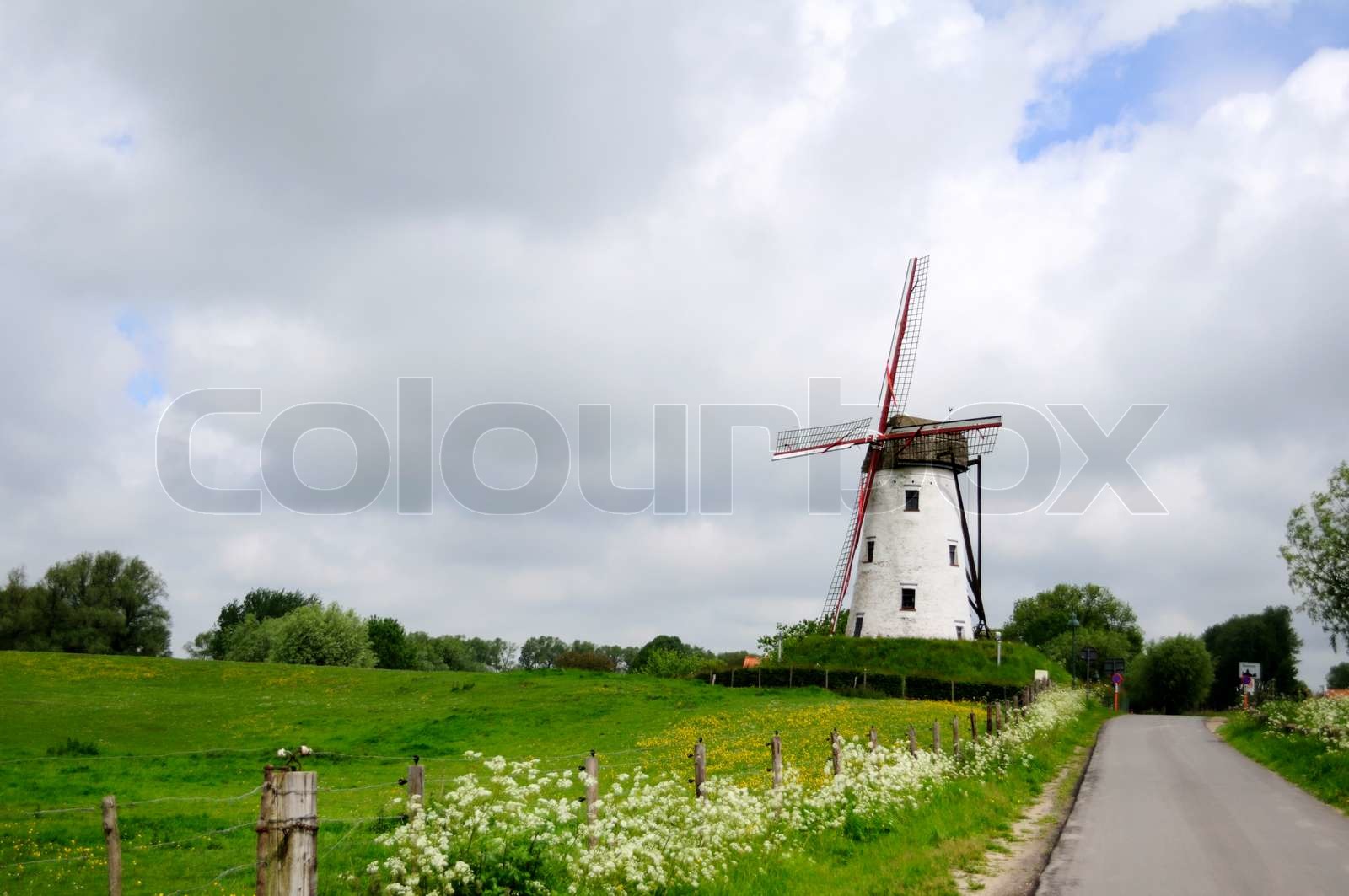 Dieses Foto stellen eine traditionelle Windmühle entlang in Damme ...