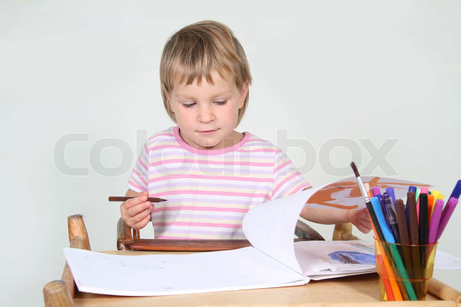 barn tegning over hvide | Stock foto | Colourbox