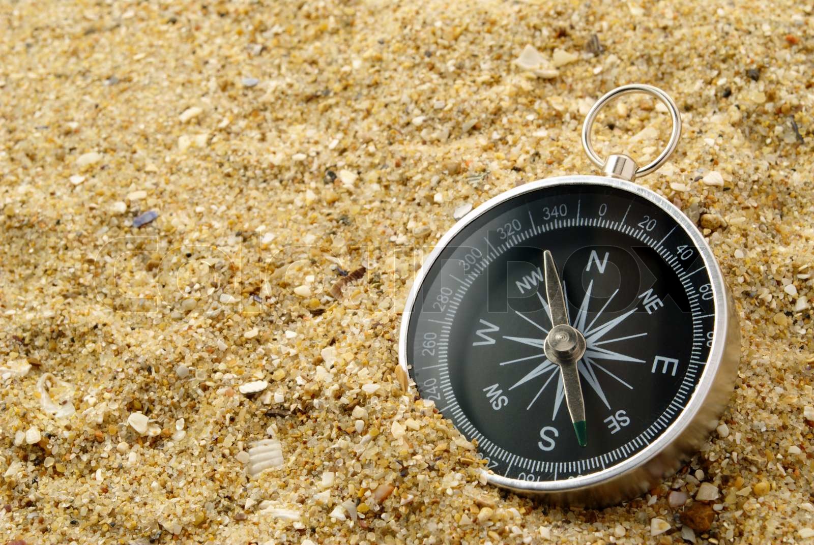 Kompass auf dem Meer - Sand mit Patches von Licht auf Glas | Stock Bild ...