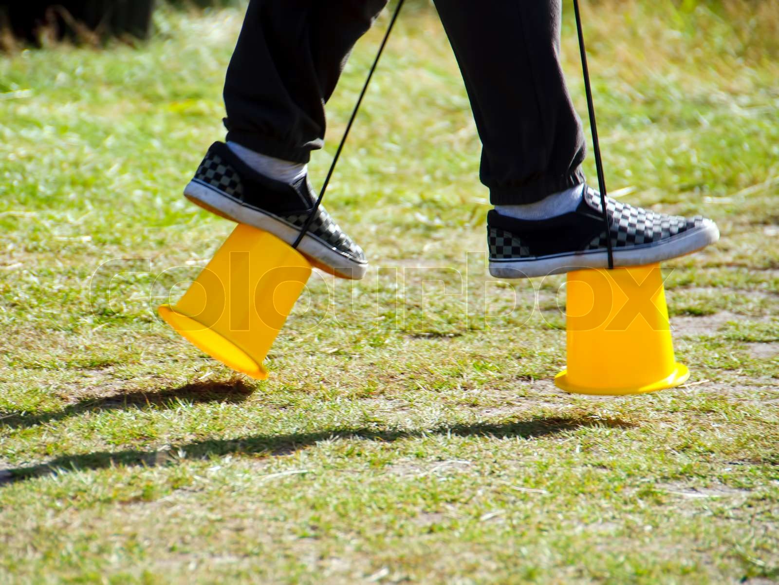 Et barn gående med blok - stylter | Stock foto | Colourbox