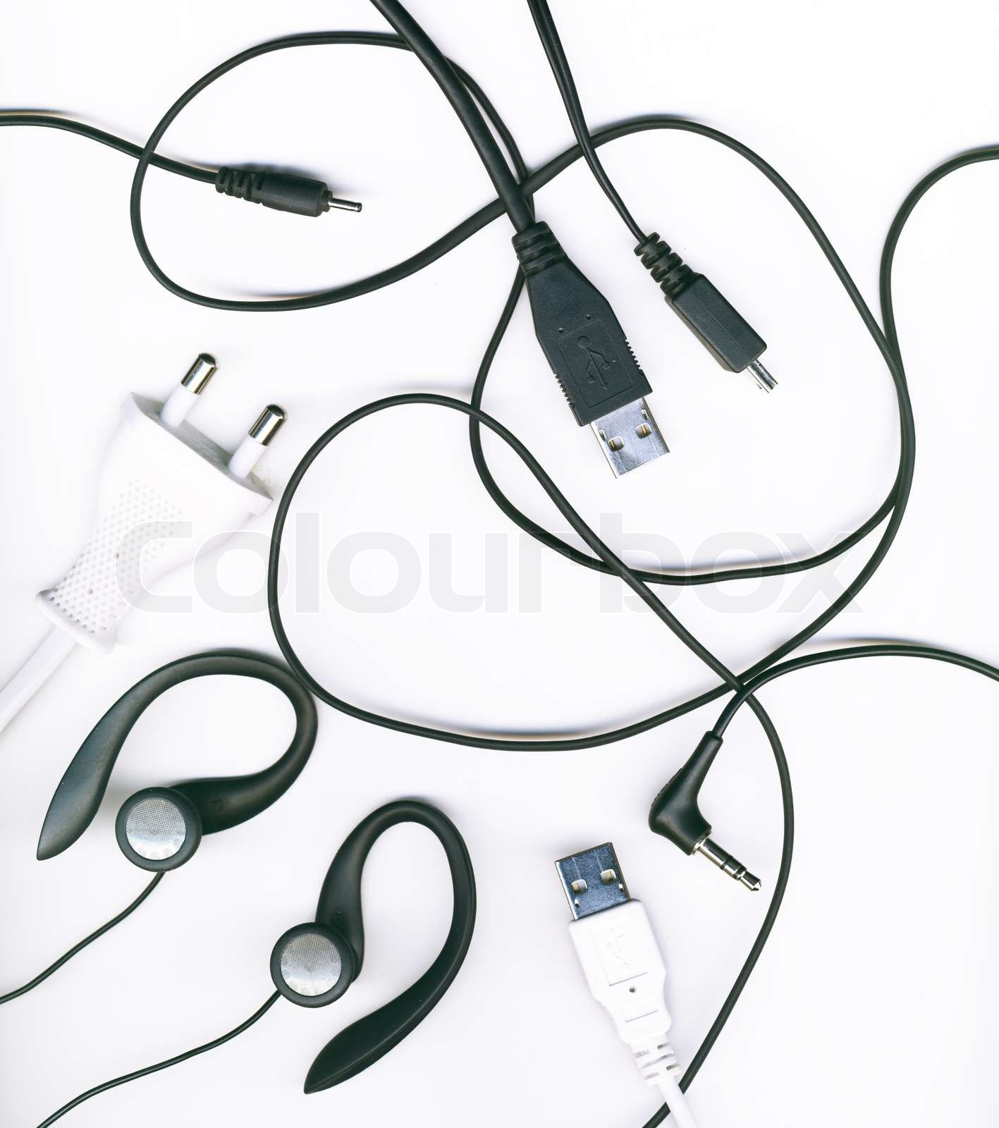 En samling af forskellige elektroniske Kabler på en hvid bacground ...