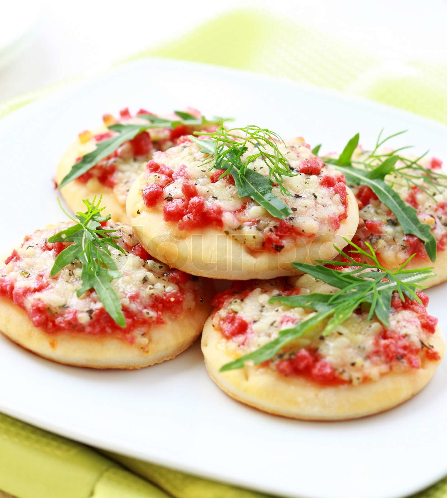 Små kager med skinke og ost som forretter | Stock foto | Colourbox