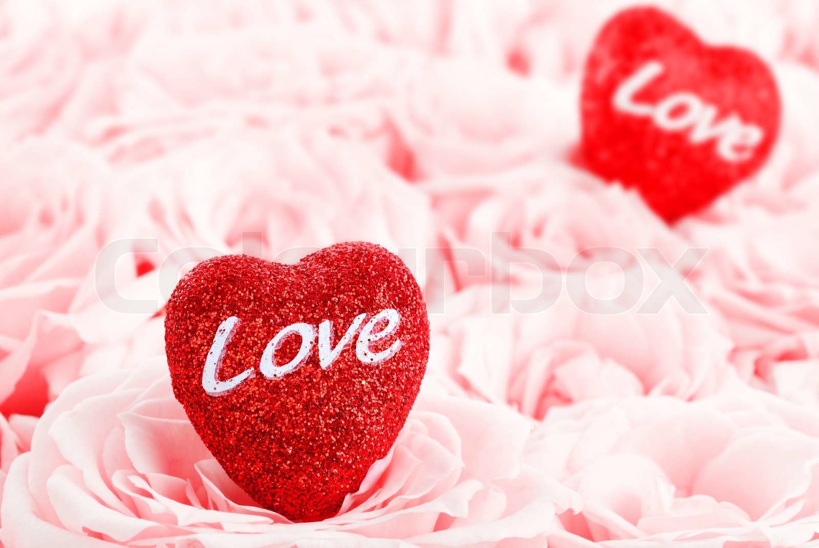 Pink frisk roser baggrund med røde hjerter | Stock foto | Colourbox