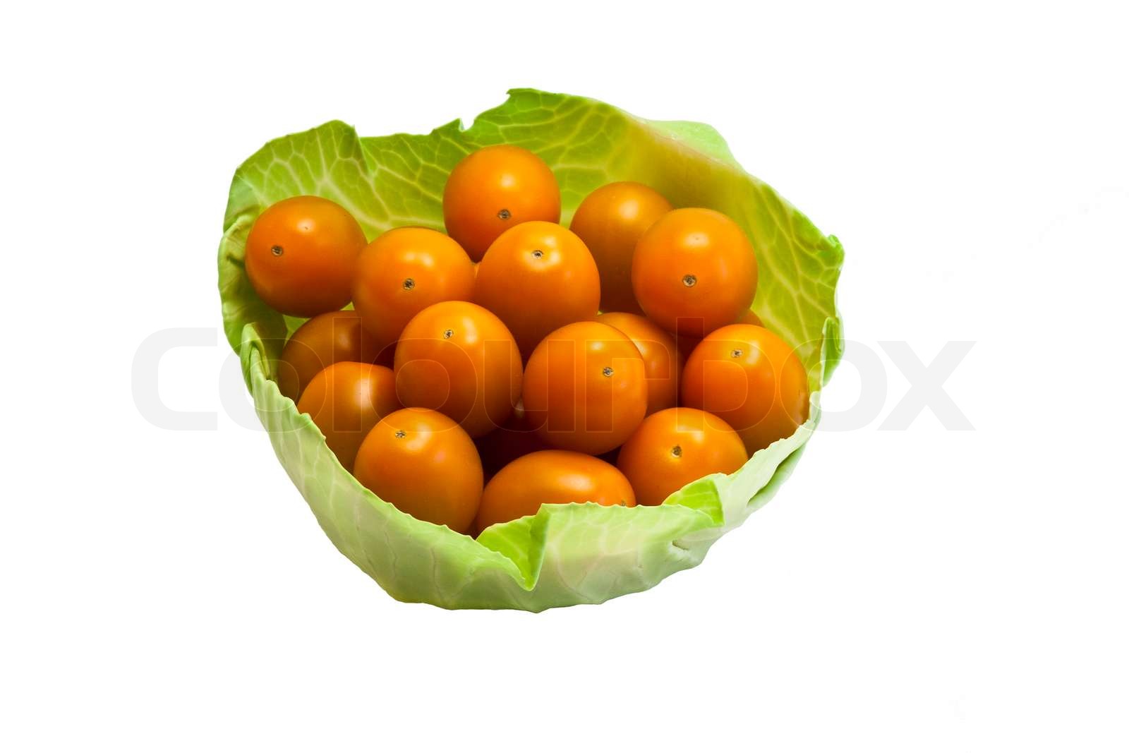 Gul søde tomater i naturlig skål med kål blad isoleret på hvidt | Stock ...