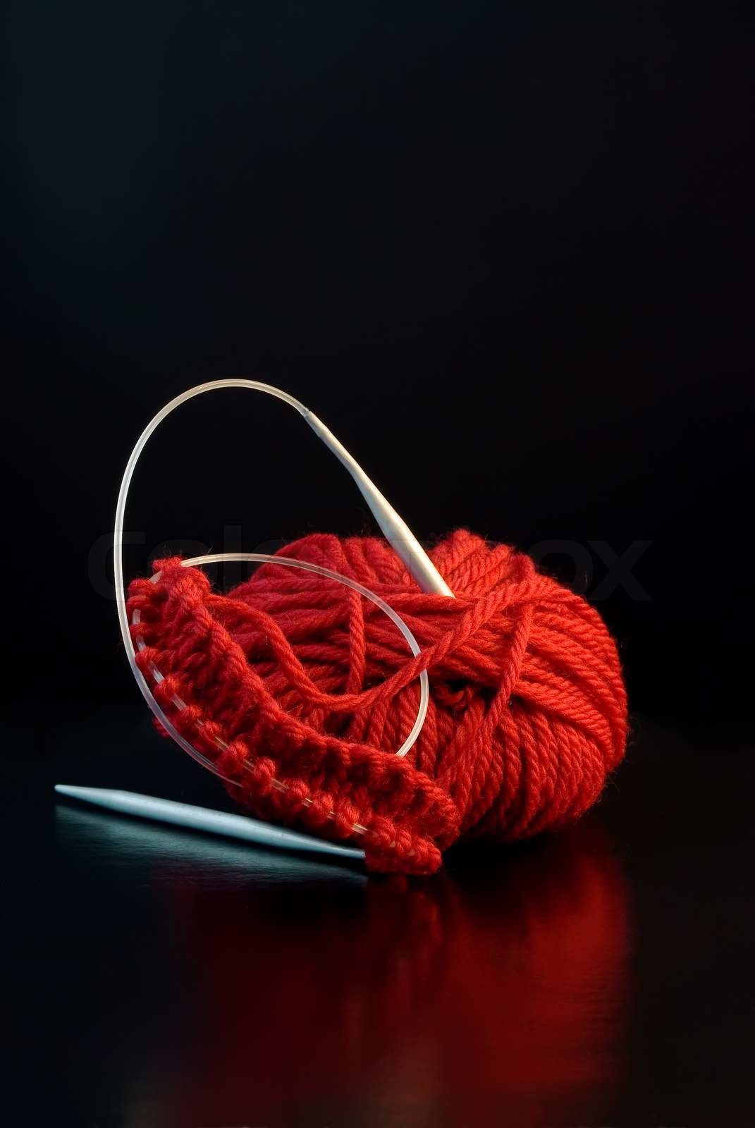Red garn bold og nåle | Stock foto | Colourbox
