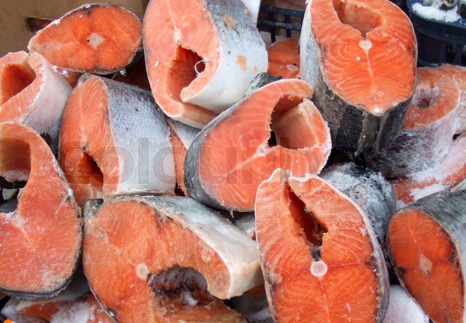 gefrorene rote Fisch-Steaks auf einem Markt | Stock Bild | Colourbox