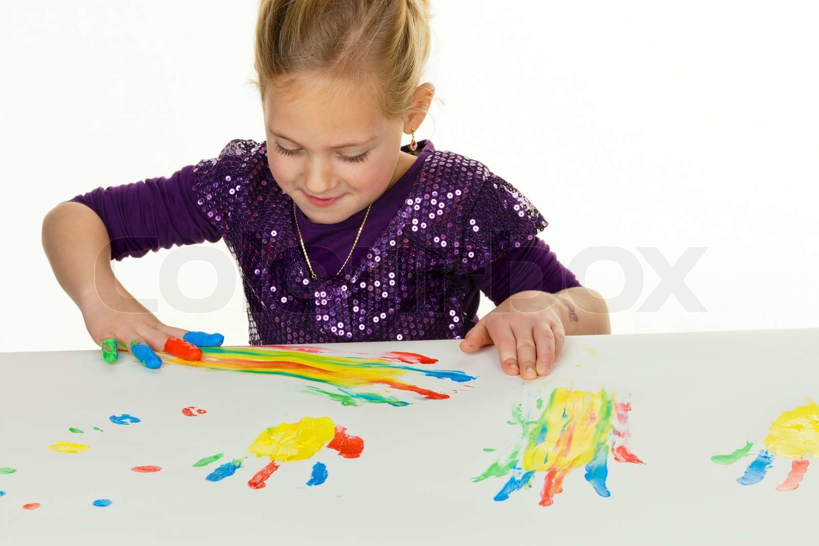 ein Kind malen mit Fingerfarben | Stock Bild | Colourbox