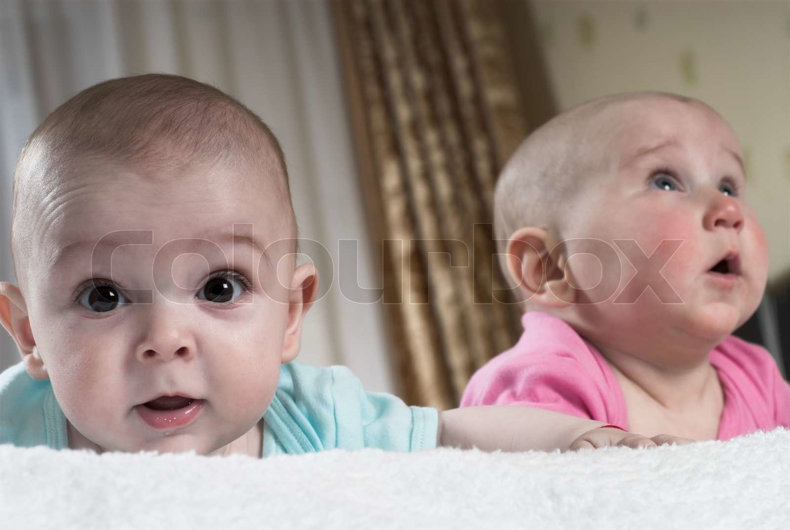 To søde babyer ser på forskellige måder | Stock foto | Colourbox