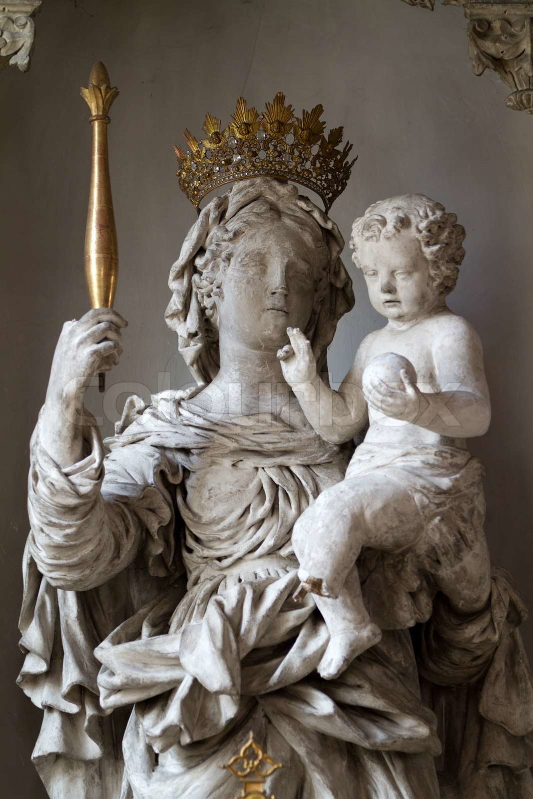 Jomfru Maria der bærer Jesusbarnet | Stock foto | Colourbox