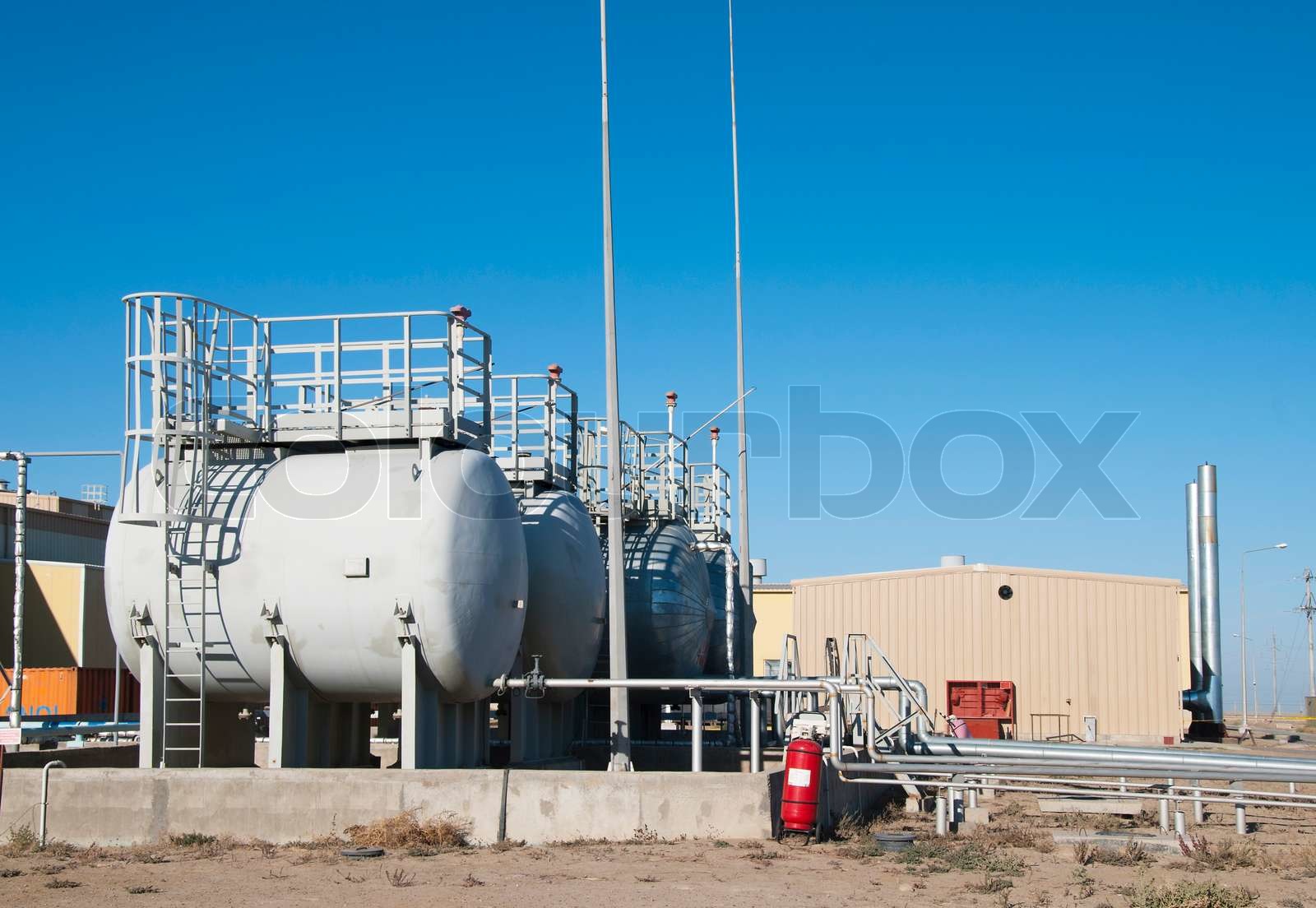 Tanks und Kessel- Haus auf Industriegelände | Stock Bild | Colourbox