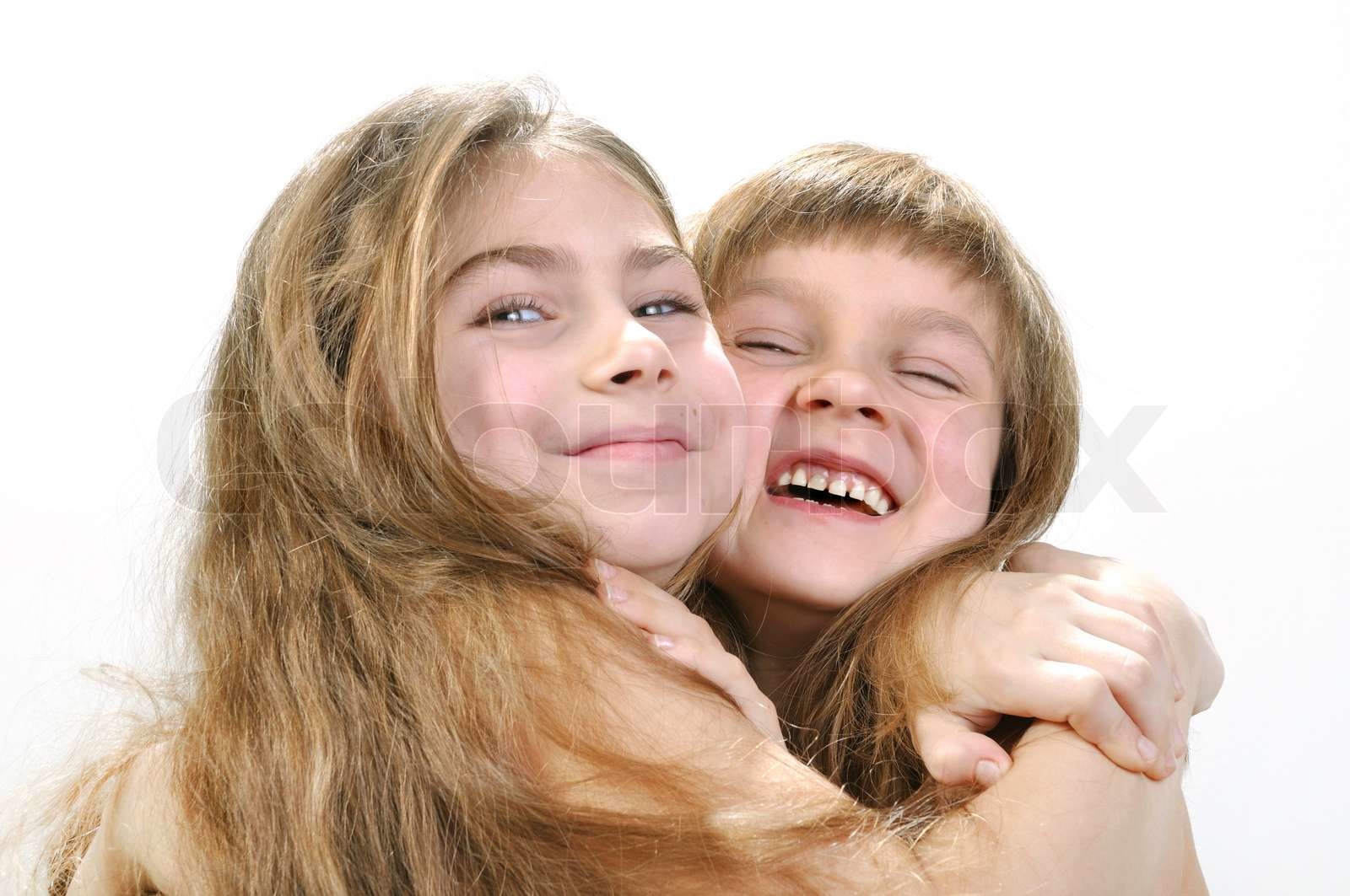 Studio Portrait zweier knuddeln Mädchen lachen | Stock Bild | Colourbox