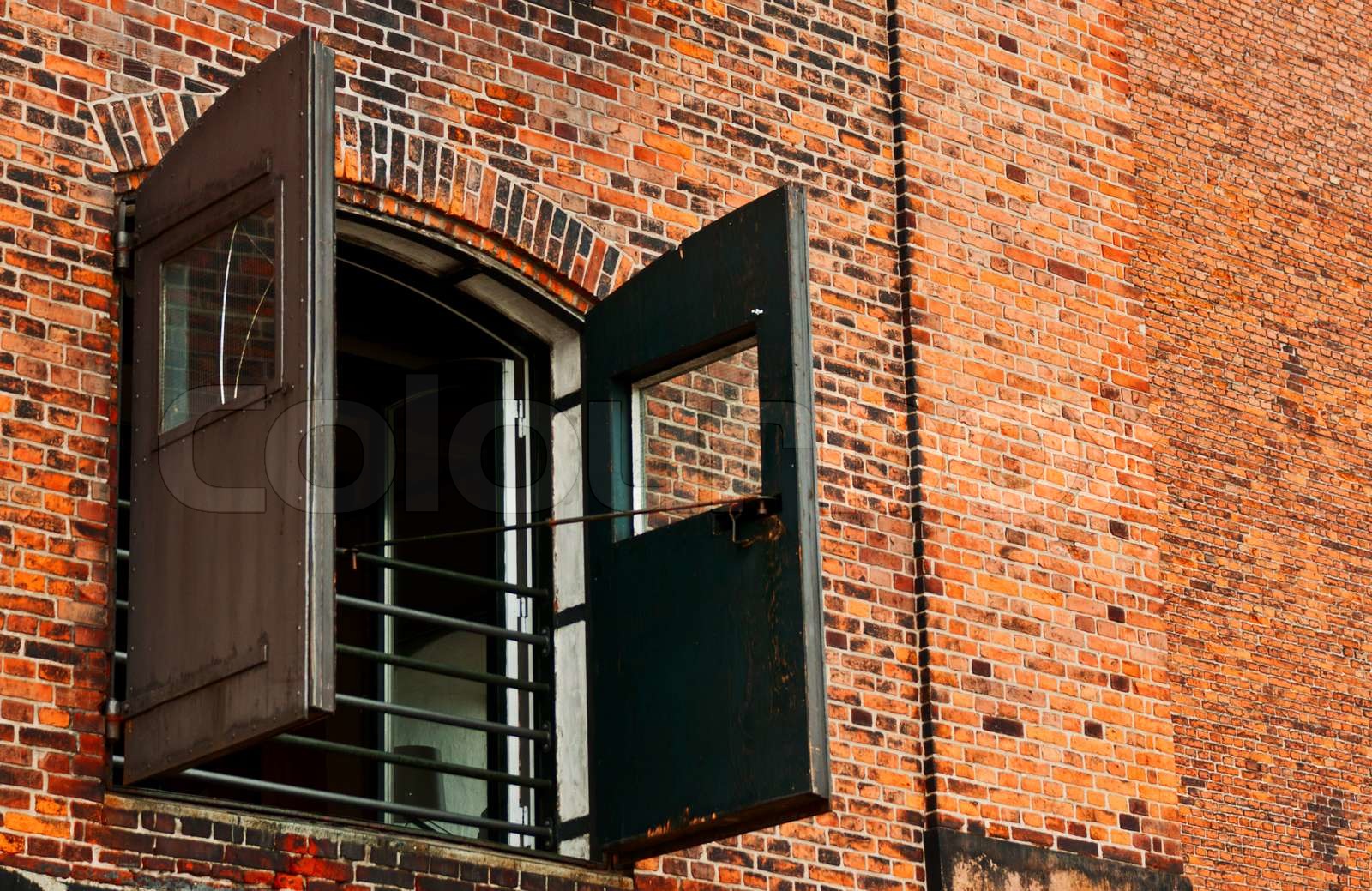 Vindue med skodder på mur | Stock foto | Colourbox