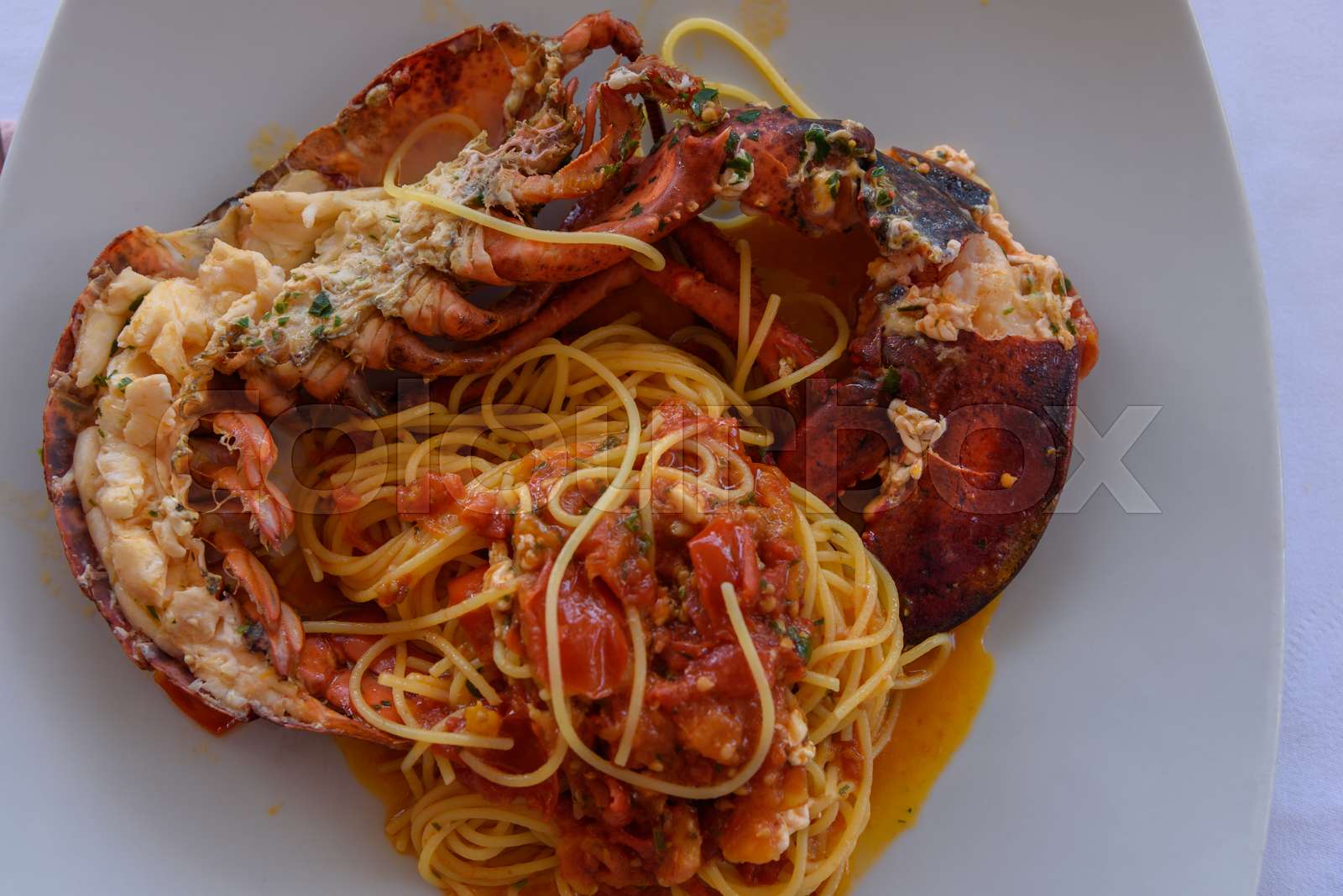 En halv grillet hummer med pasta en en dejlig spise og god mad | Stock ...