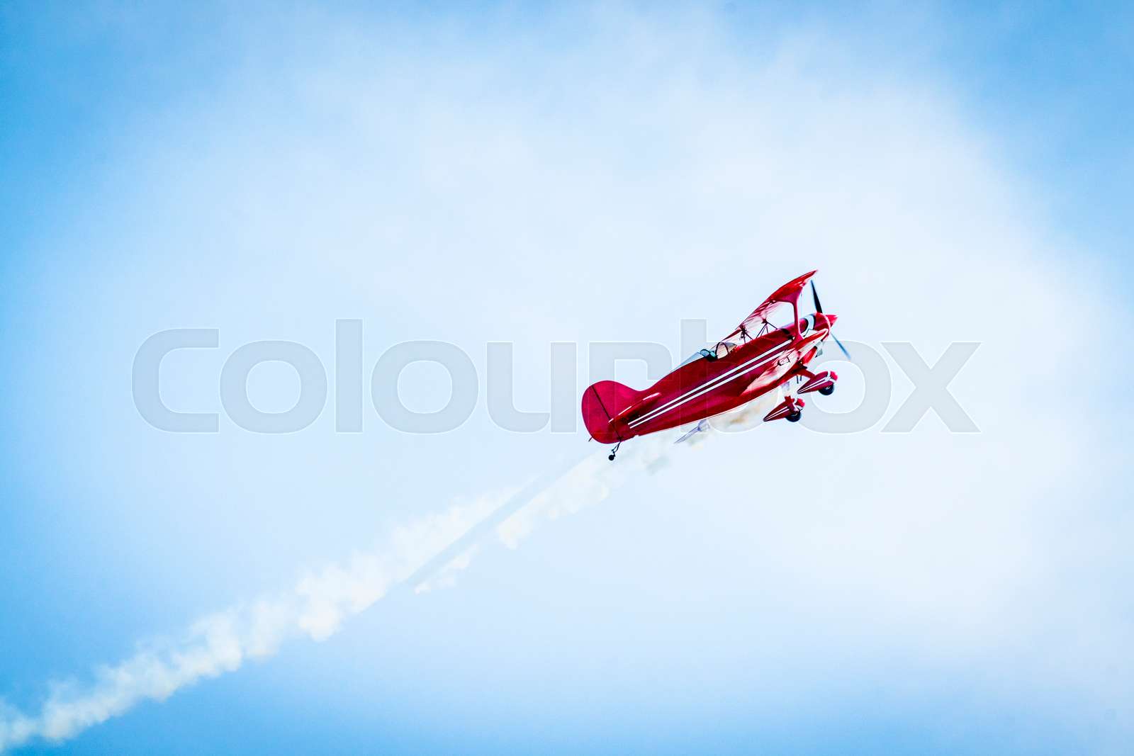 Flyvemaskine med propel der flyver på en blå himmel | Stock foto ...