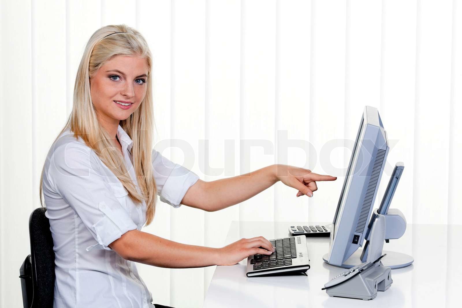 junge Frau mit einem Computer am Arbeitsplatz | Stock Bild | Colourbox