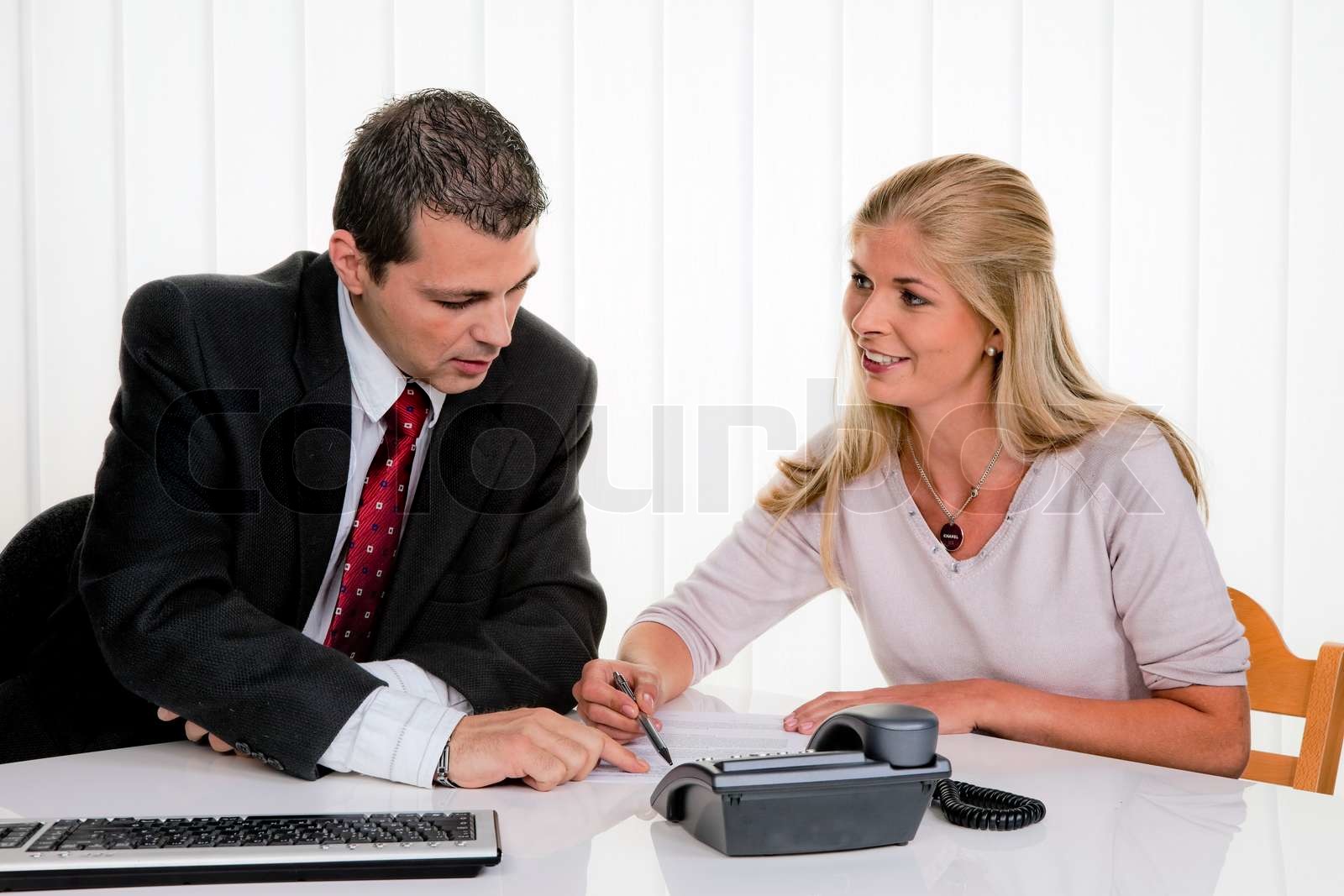 Mann und Frau in einem Beratungsgespräch | Stock Bild | Colourbox