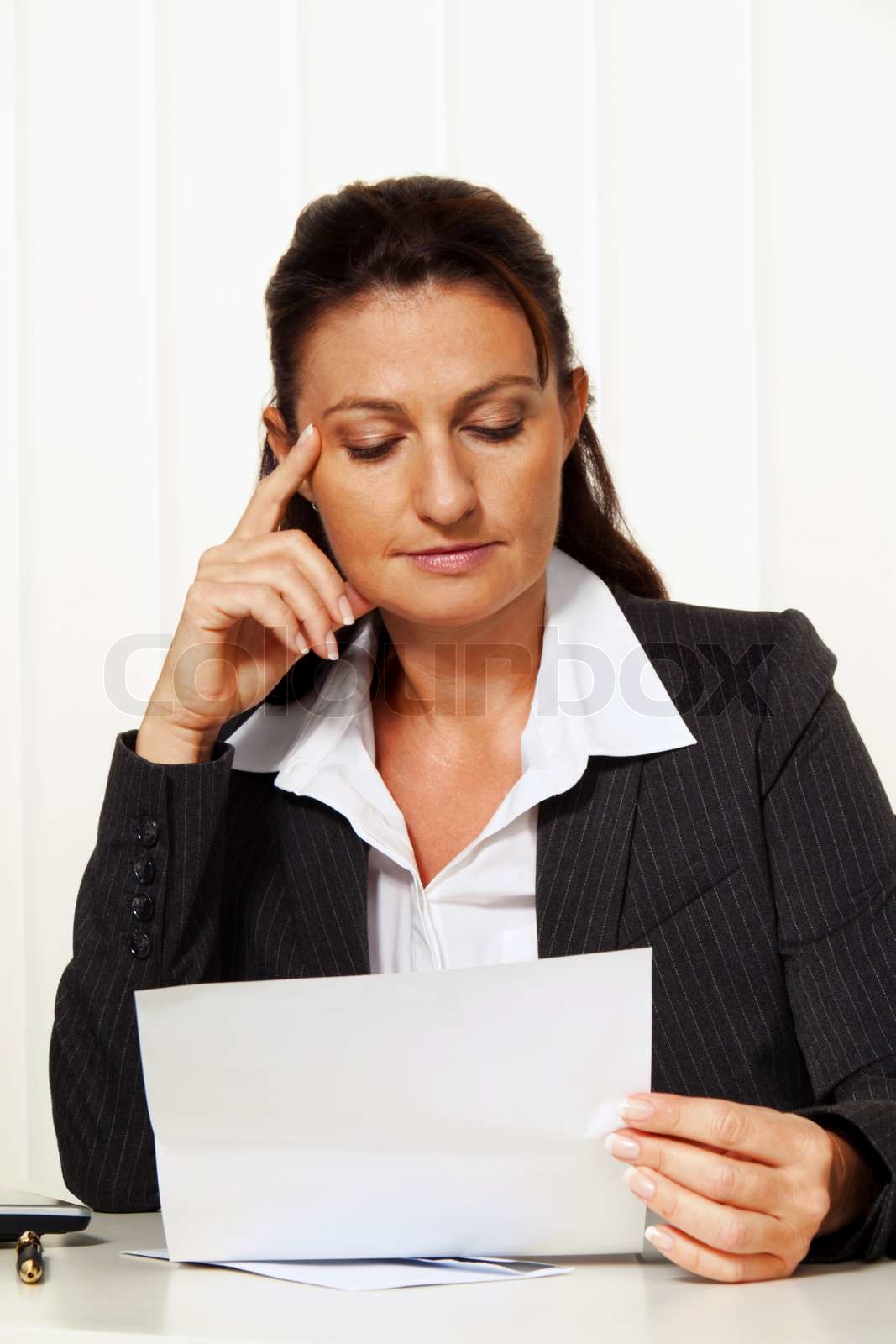 junger Anwalt im Büro Anwalt des Rechts | Stock Bild | Colourbox